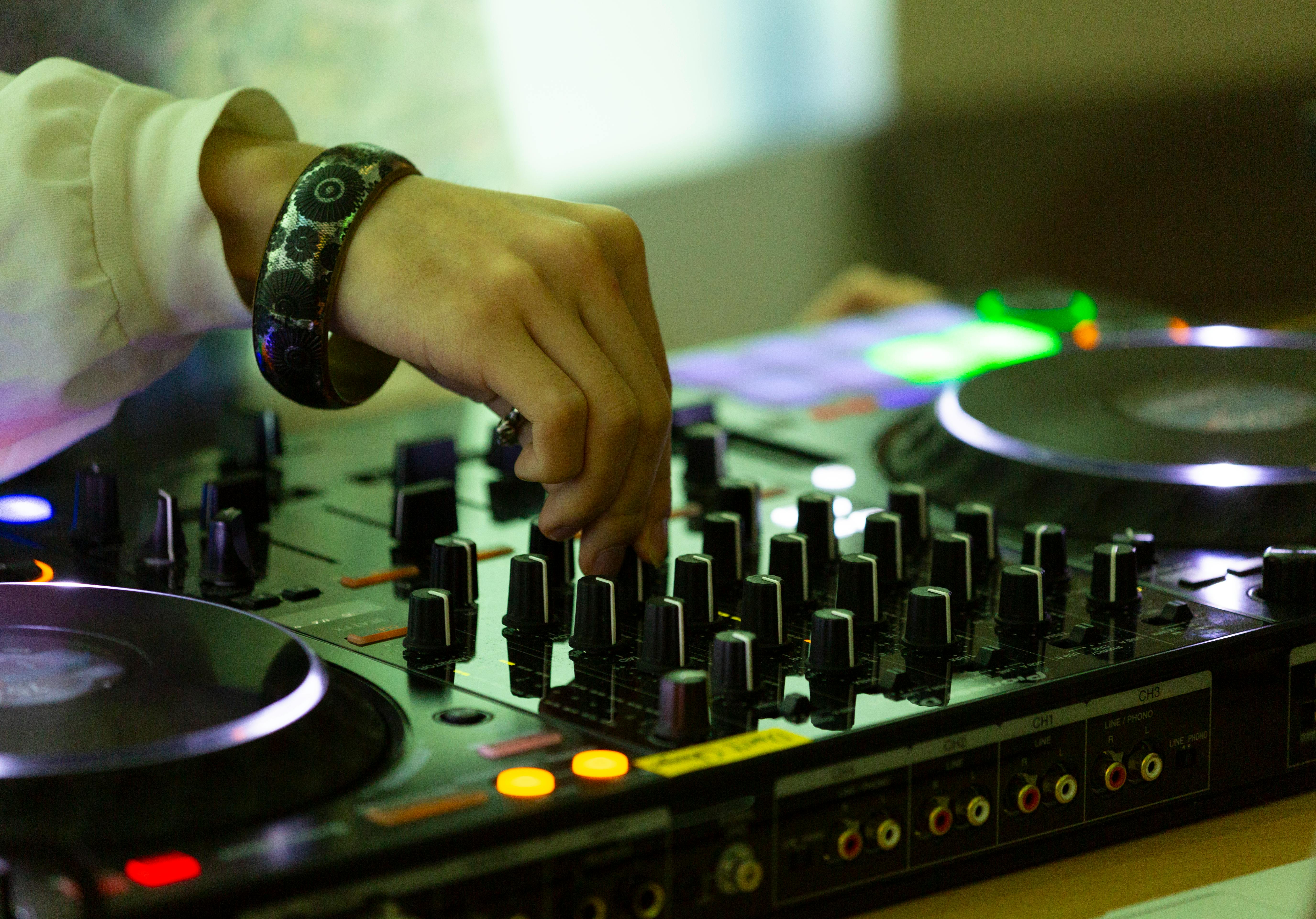 Dj Remezclando Pistas En Un Club Nocturno De Tokio · Foto de stock gratuita