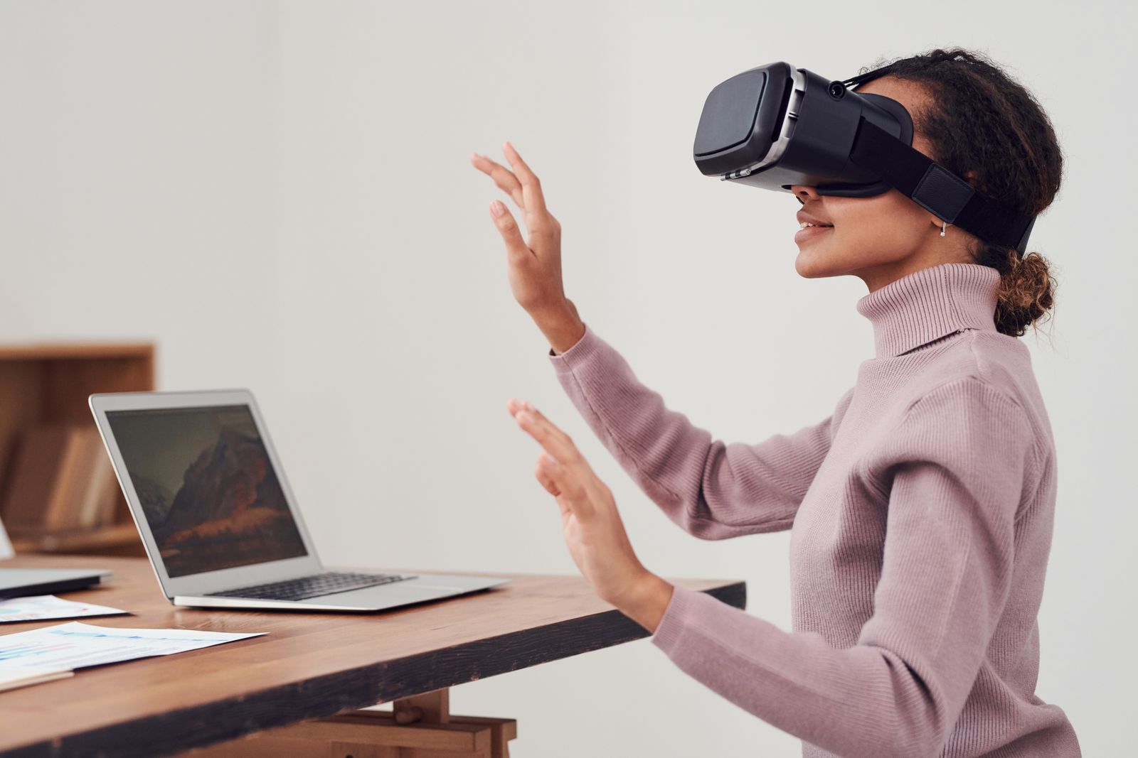 Vr Headset Photos, Download The BEST Free Vr Headset Stock Photos & HD ...