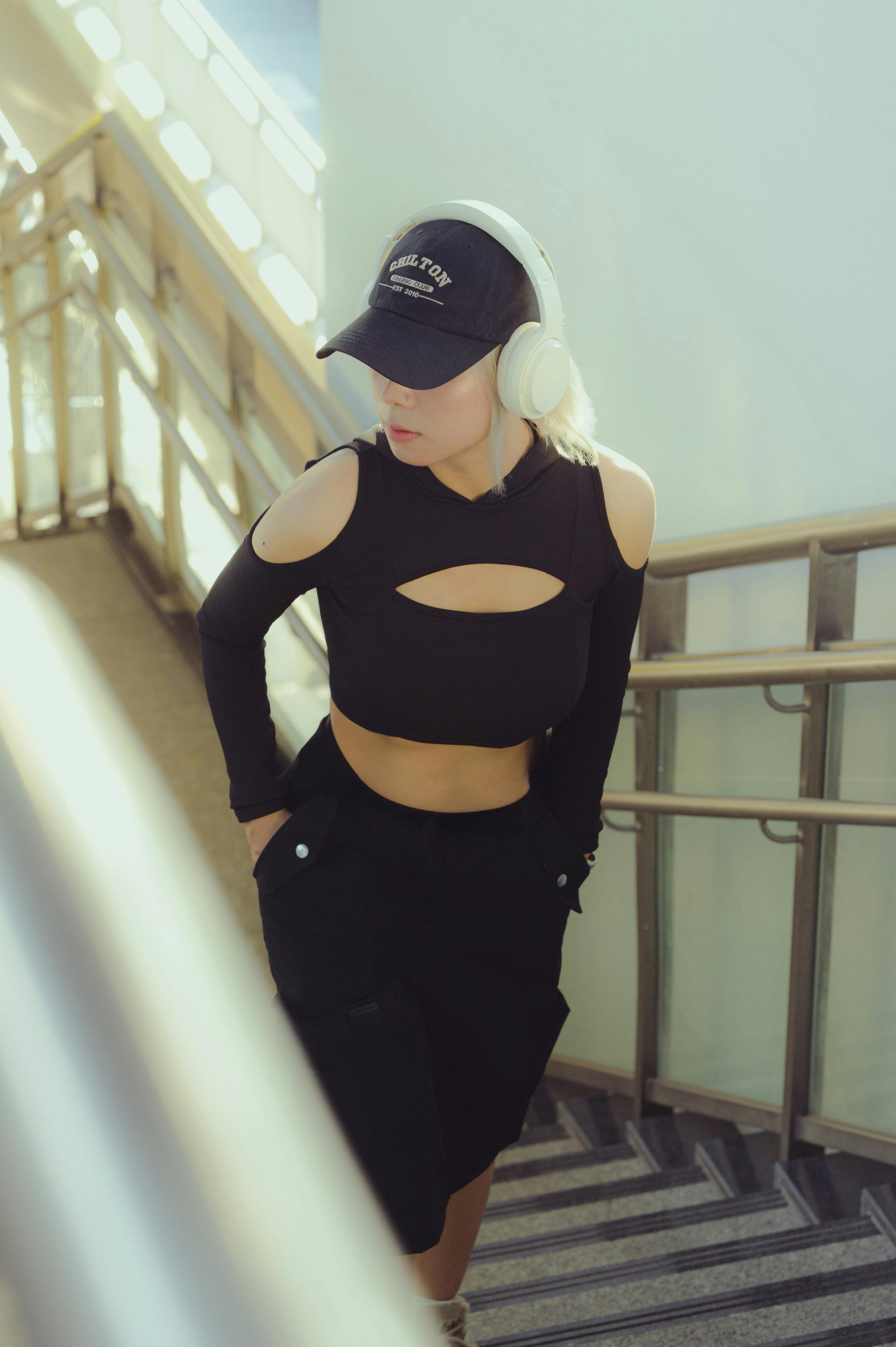 Mulher Jovem Elegante Com Fones De Ouvido Na Escada · Foto profissional ...