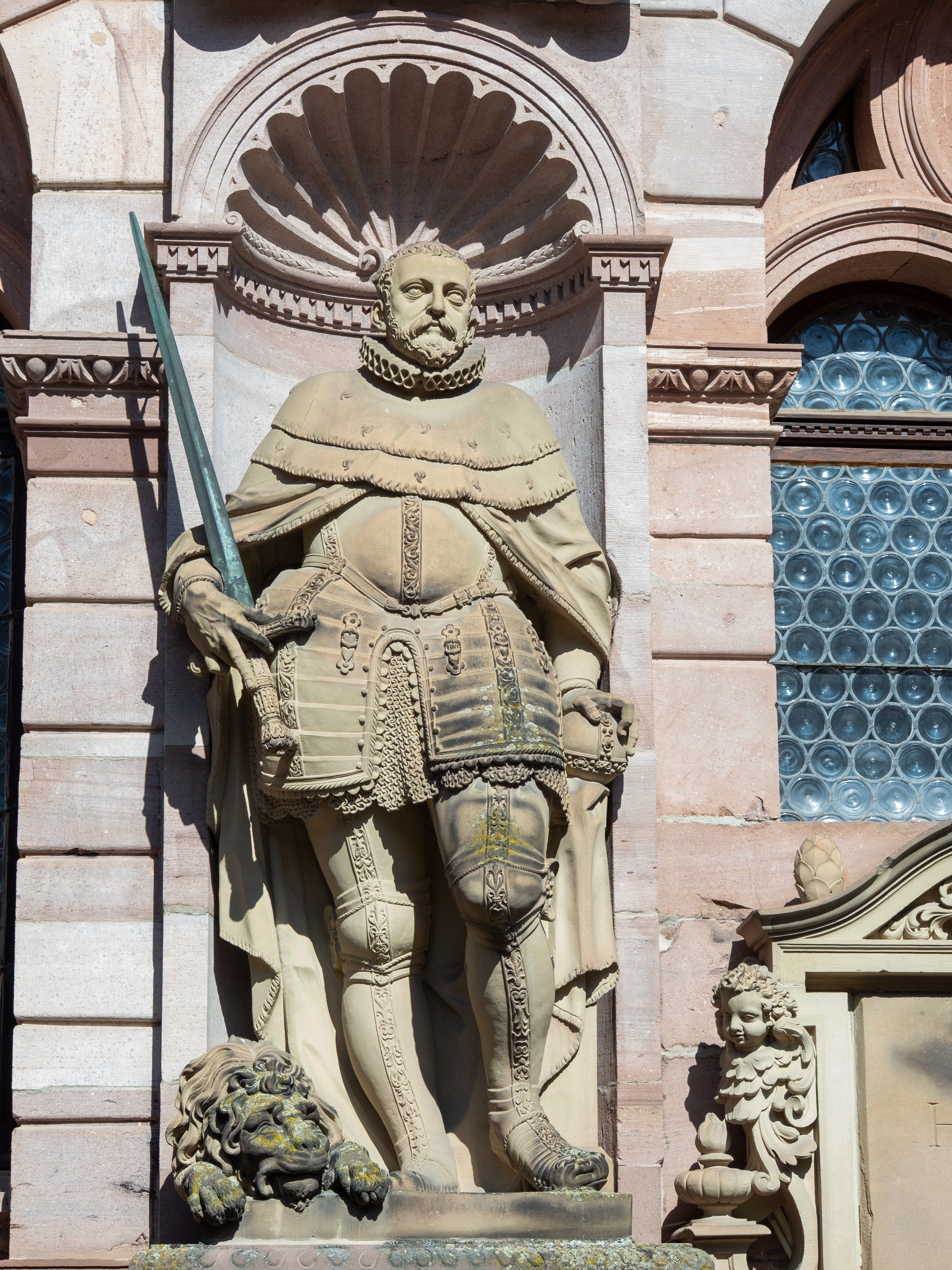 Statue of Historical Figure at Heidelberg Castle · Free Stock Photo