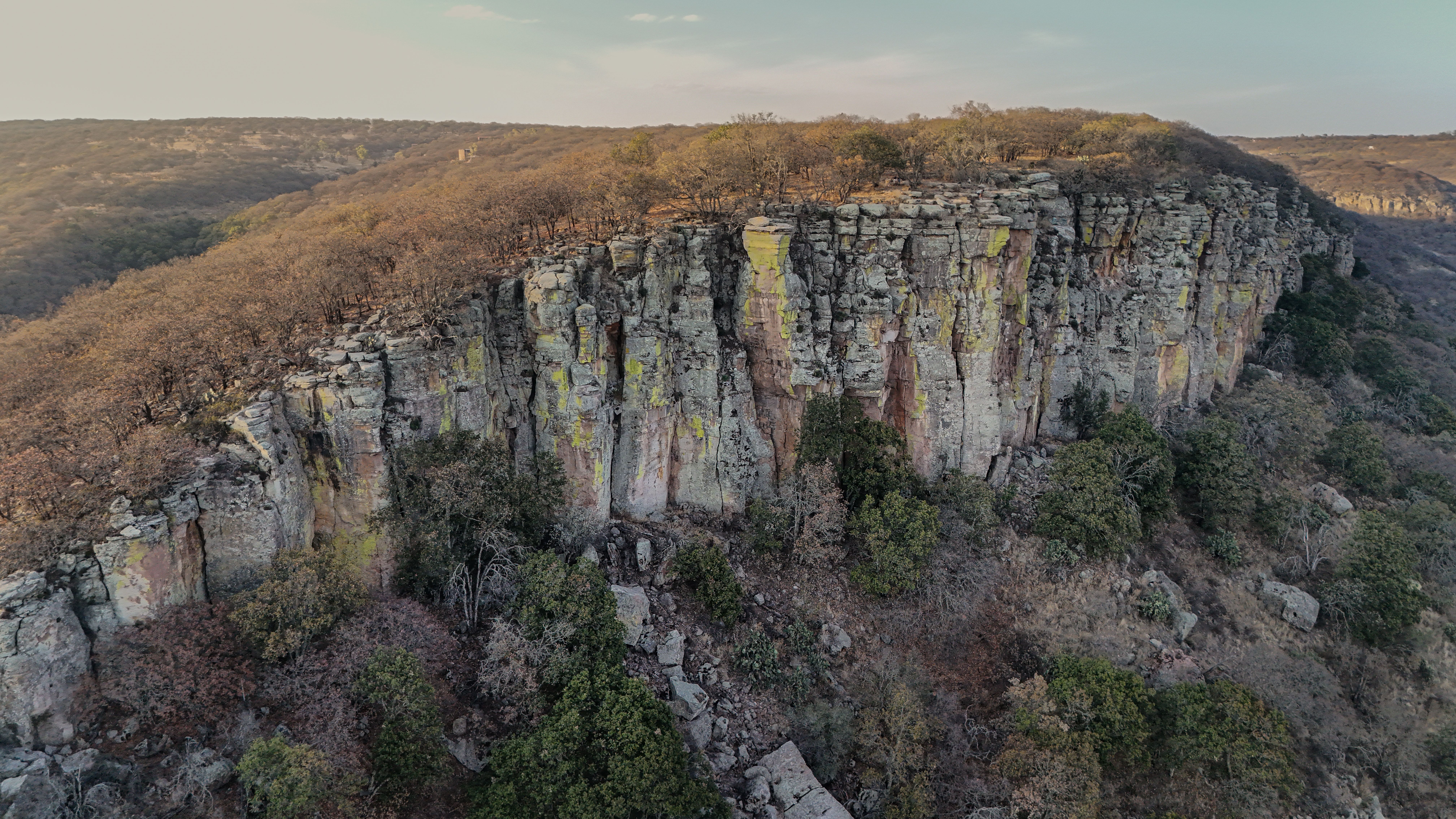 Majestic Cliffside View with Rugged Terrain · Free Stock Photo