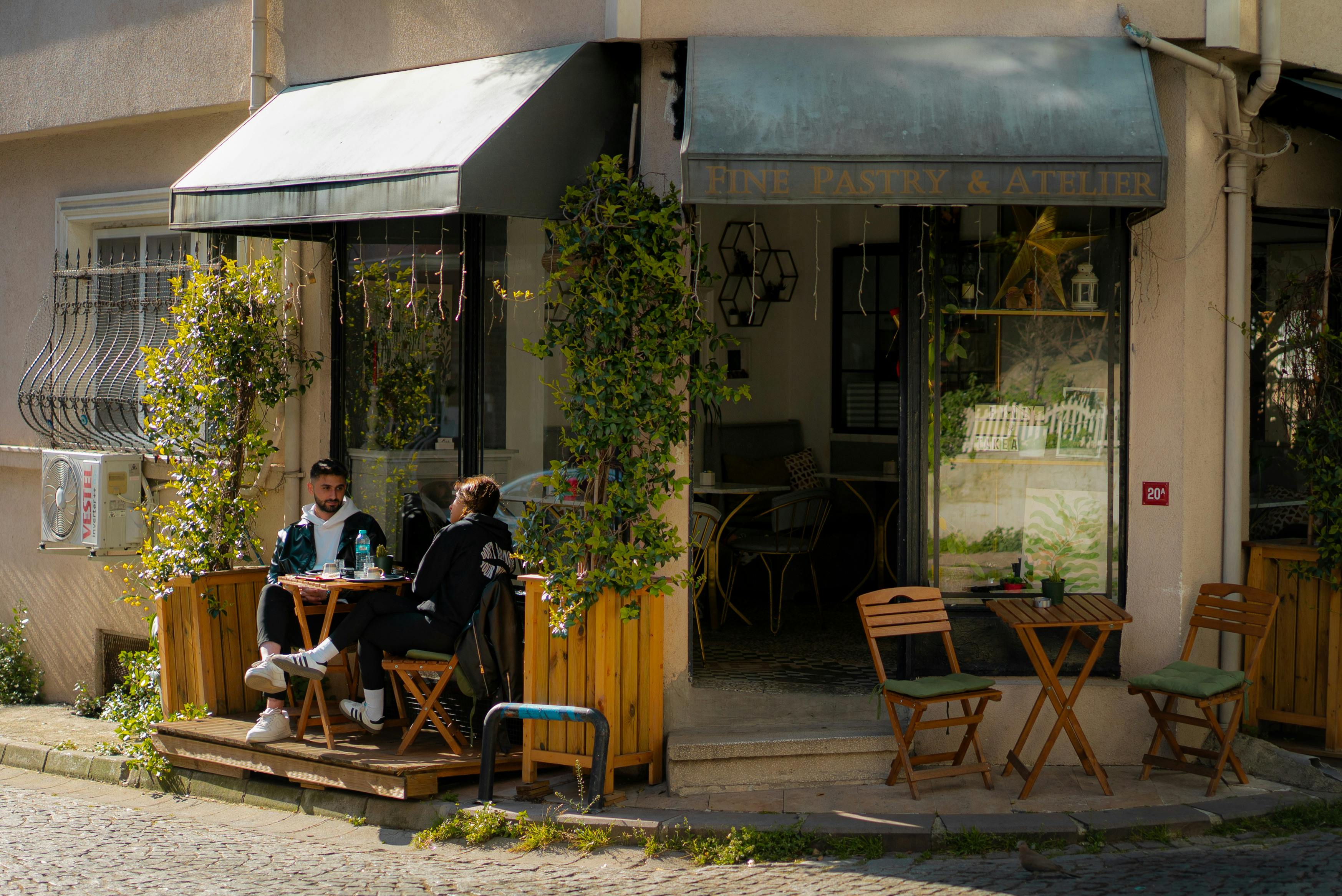 Charming Café Setting in Istanbul, Türkiye · Free Stock Photo