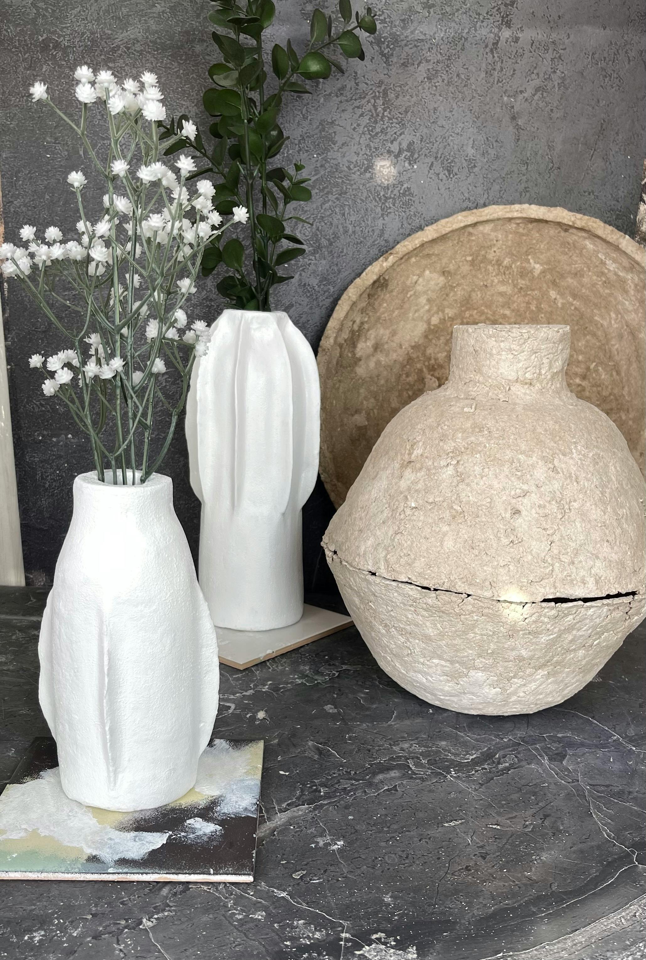 Elegant Minimalist Ceramic Vase Display · Free Stock Photo