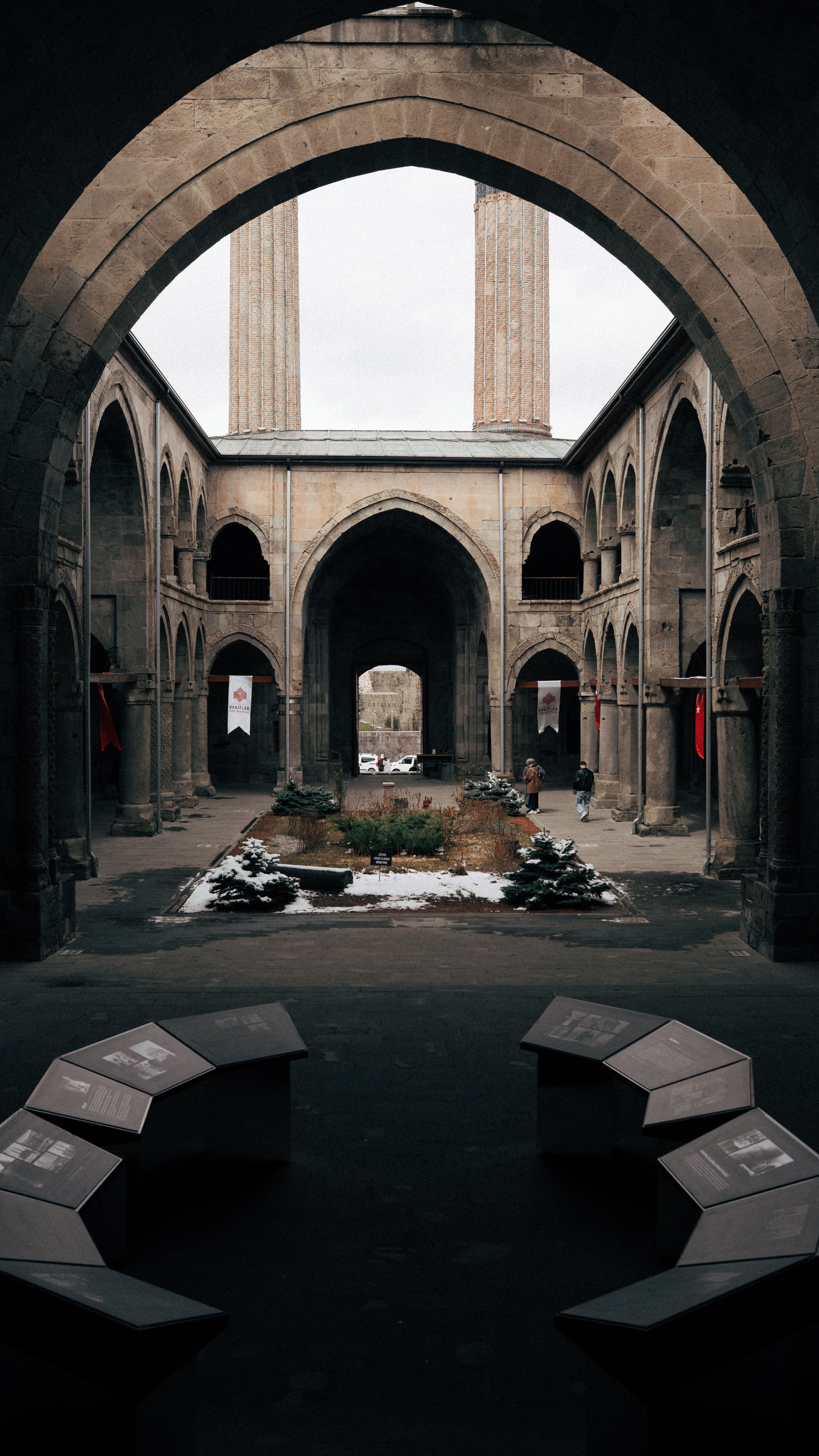 Vista De La Entrada Arqueada Del Histórico Patio De Piedra · Foto de ...