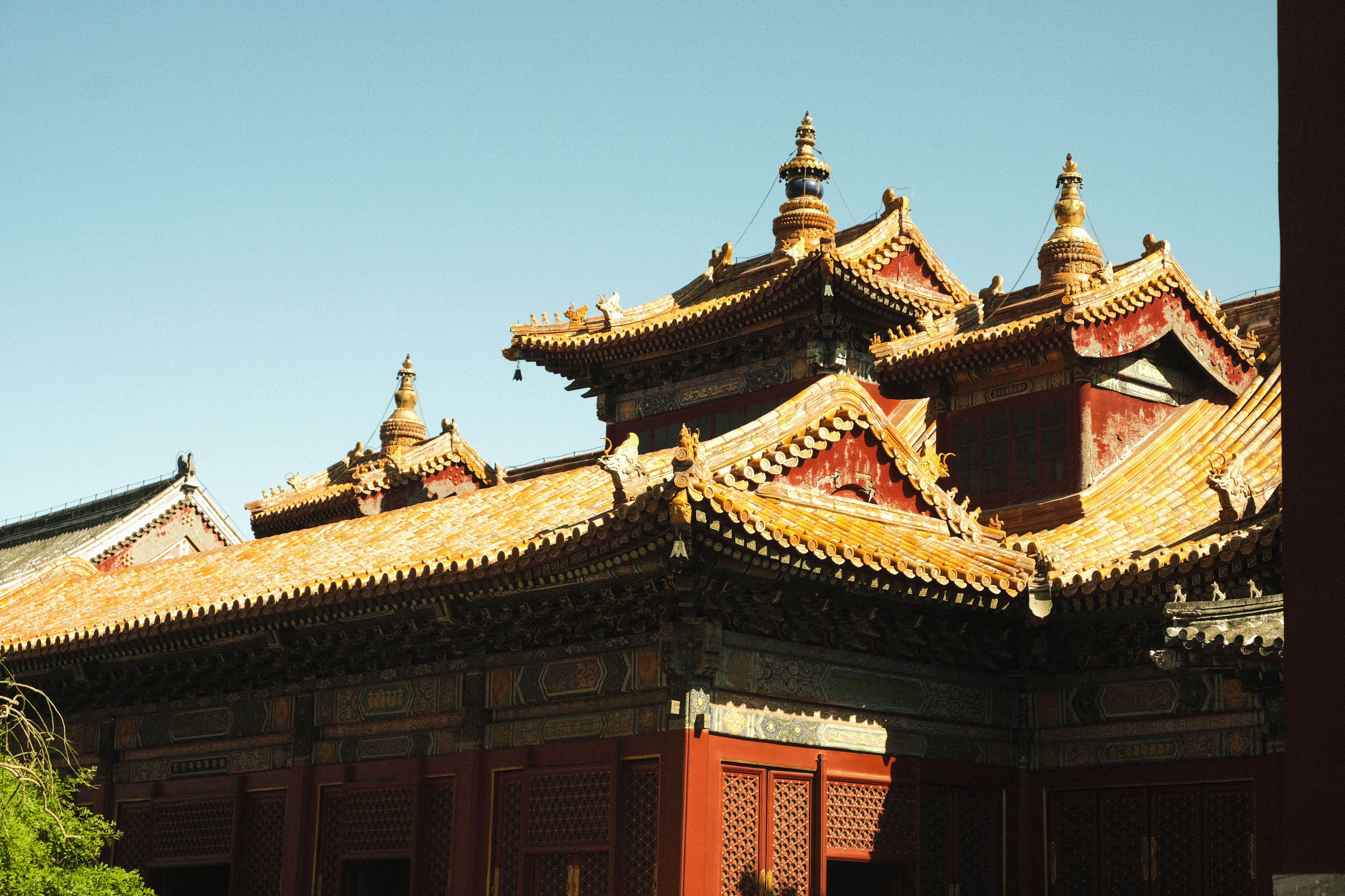Traditional Chinese Temple Architecture in Sunlight · Free Stock Photo