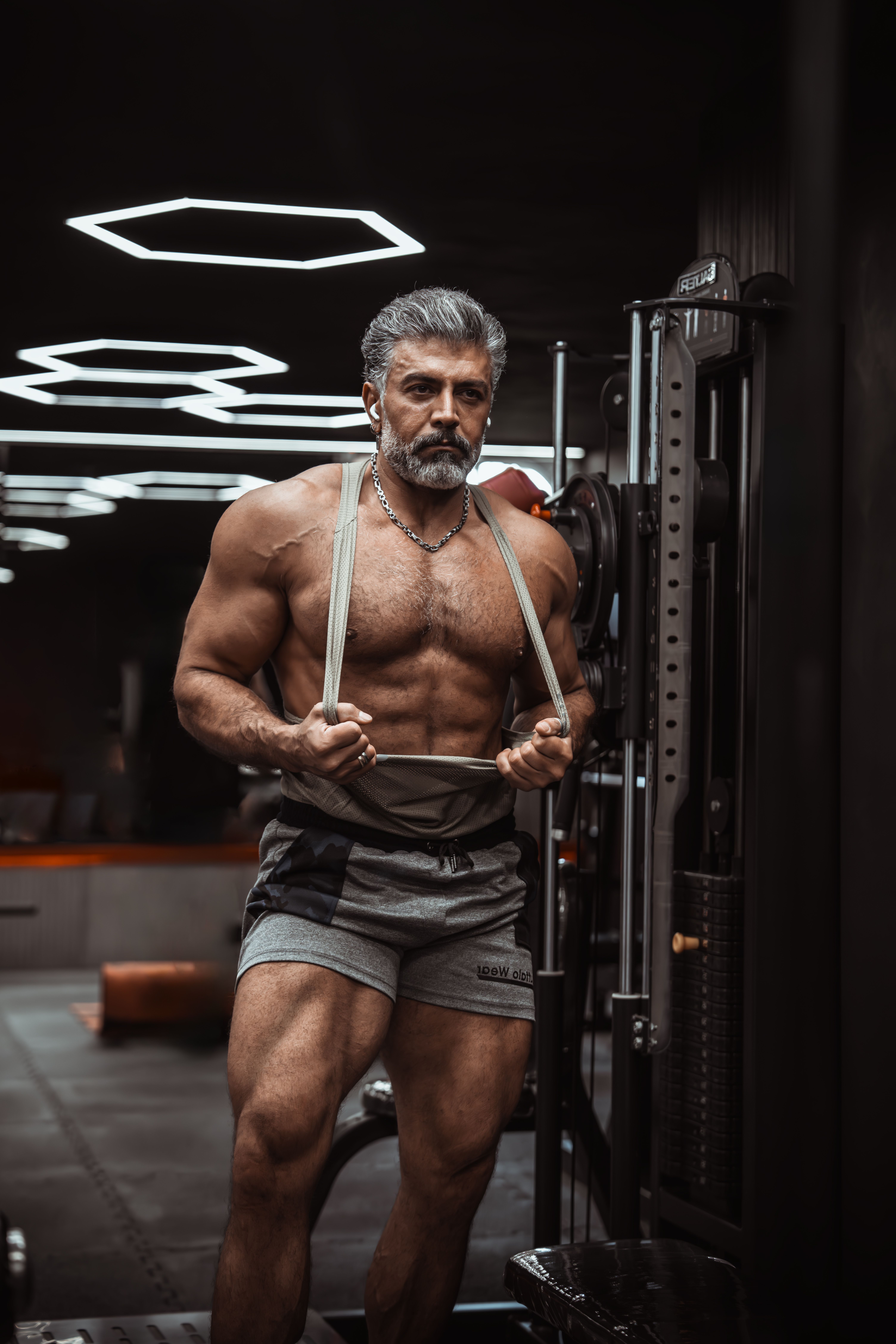 Homem Idoso Em Forma Se Exercitando Em Academia Coberta Moderna · Foto ...
