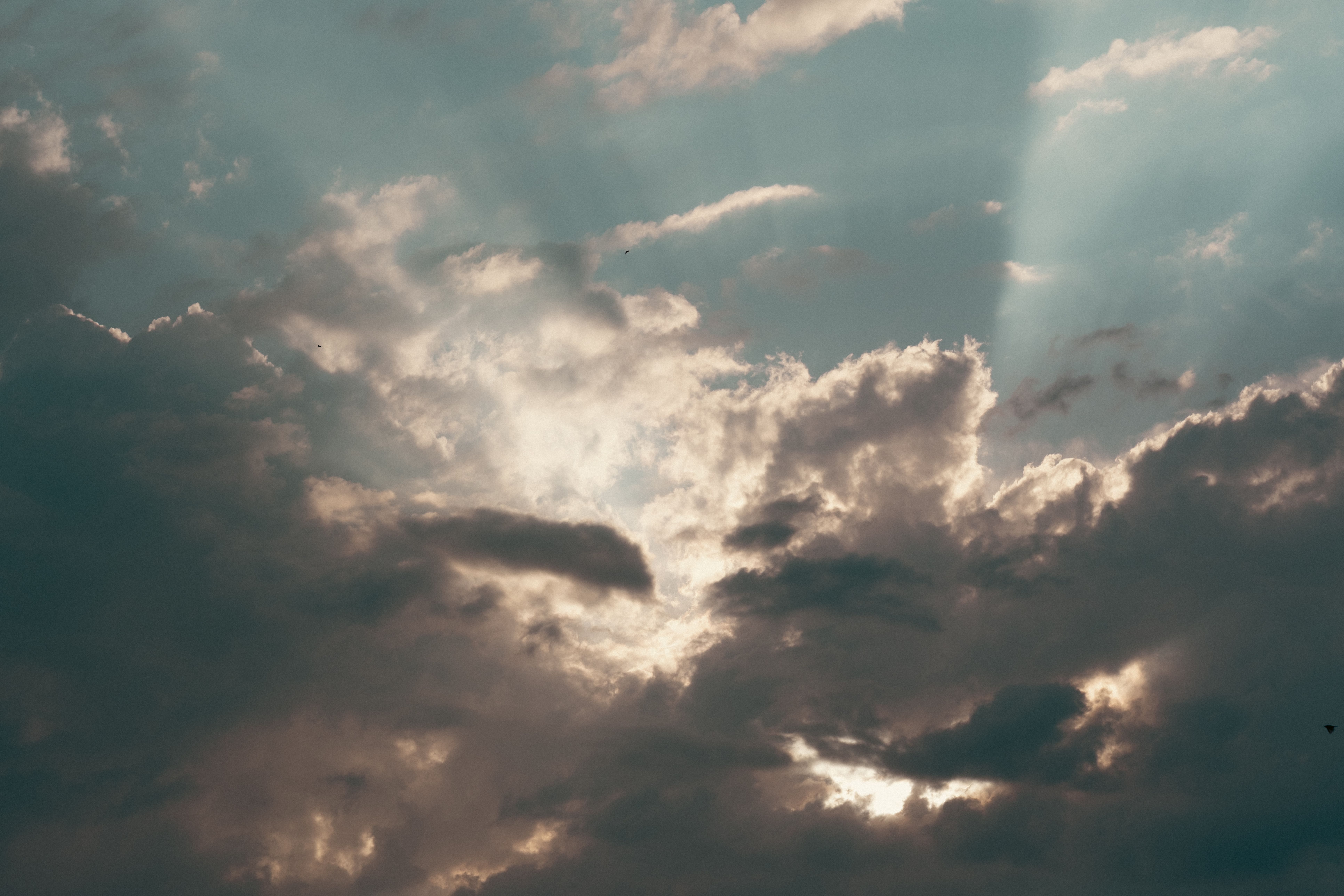 Cielo Nublado Dramático Con Rayos De Sol A Través De Las Nubes · Foto ...