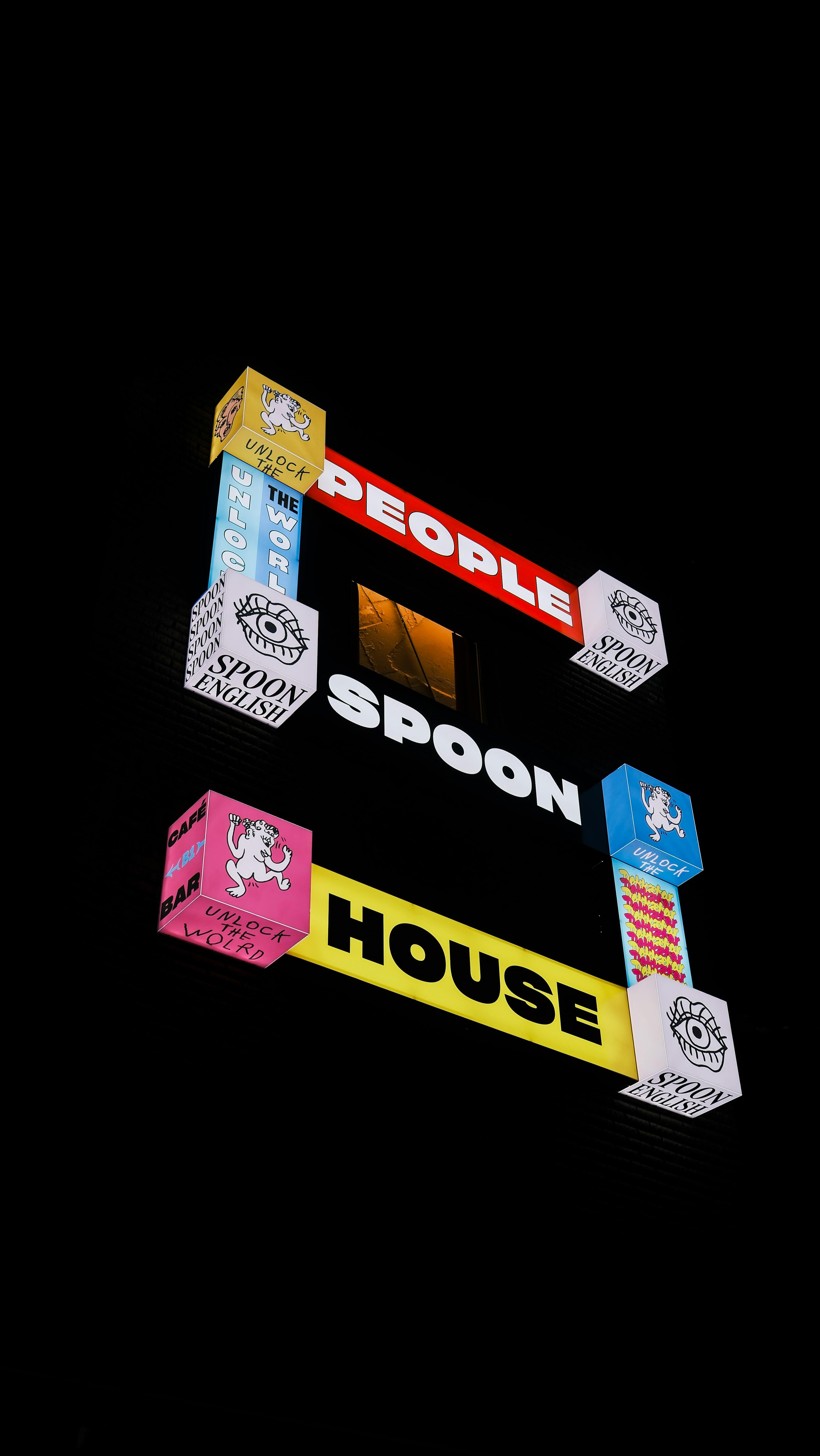 Señalización Vibrante De Spoon House En Seúl Por La Noche · Foto de ...