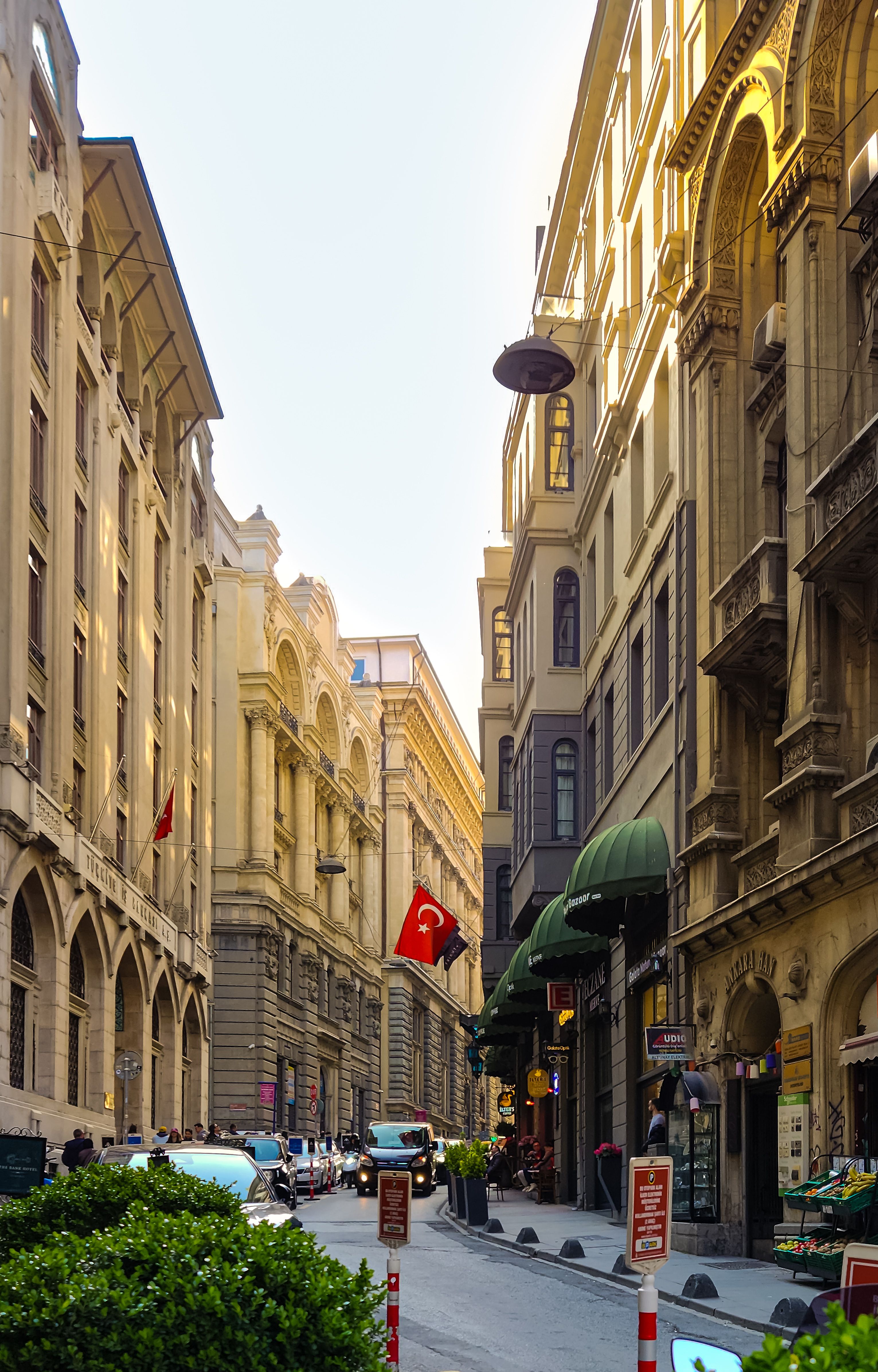 Charming Istanbul Street with Historic Architecture · Free Stock Photo