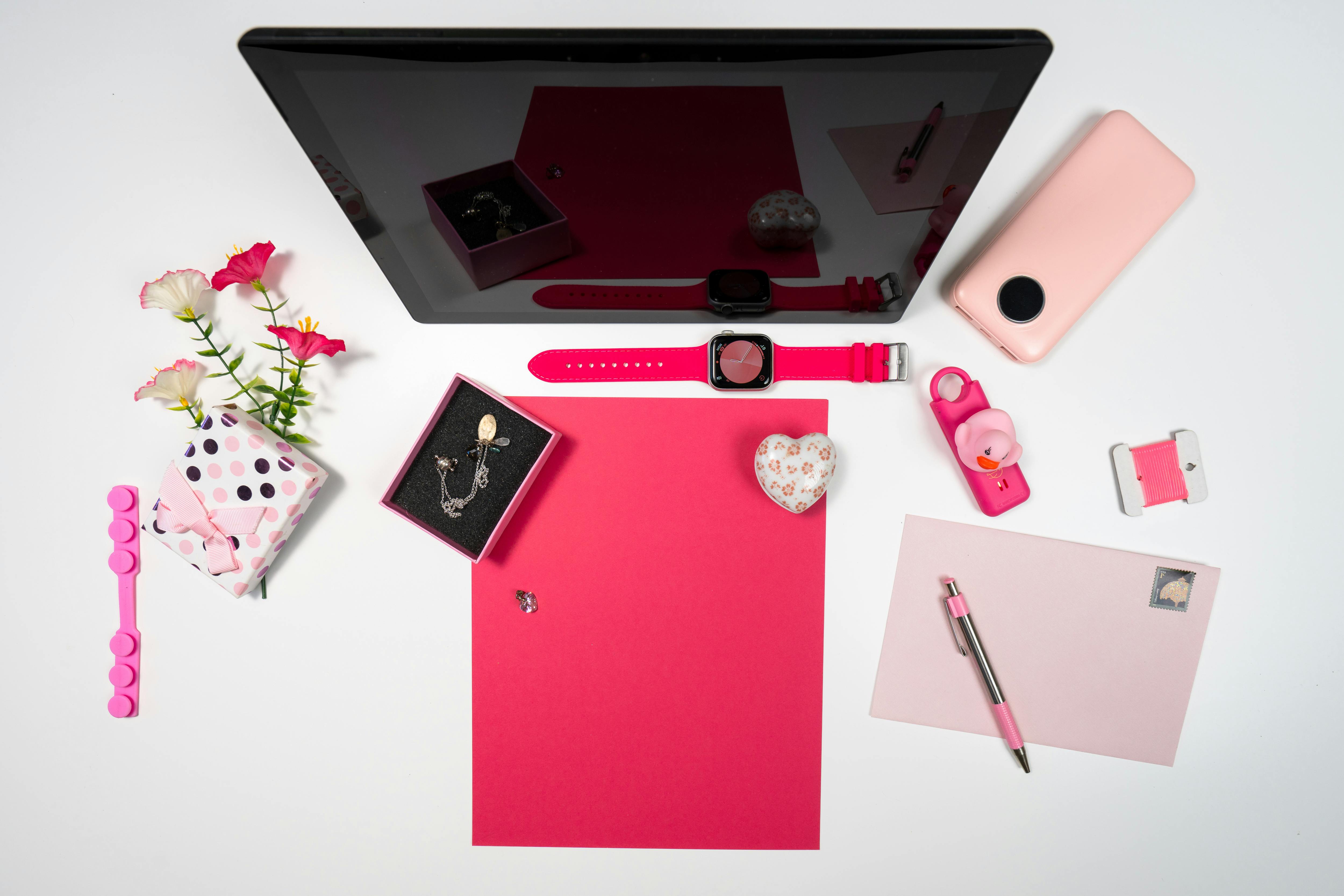 Escritorio De Oficina Con Todos Los Elementos De Color Rosa. · Foto de ...