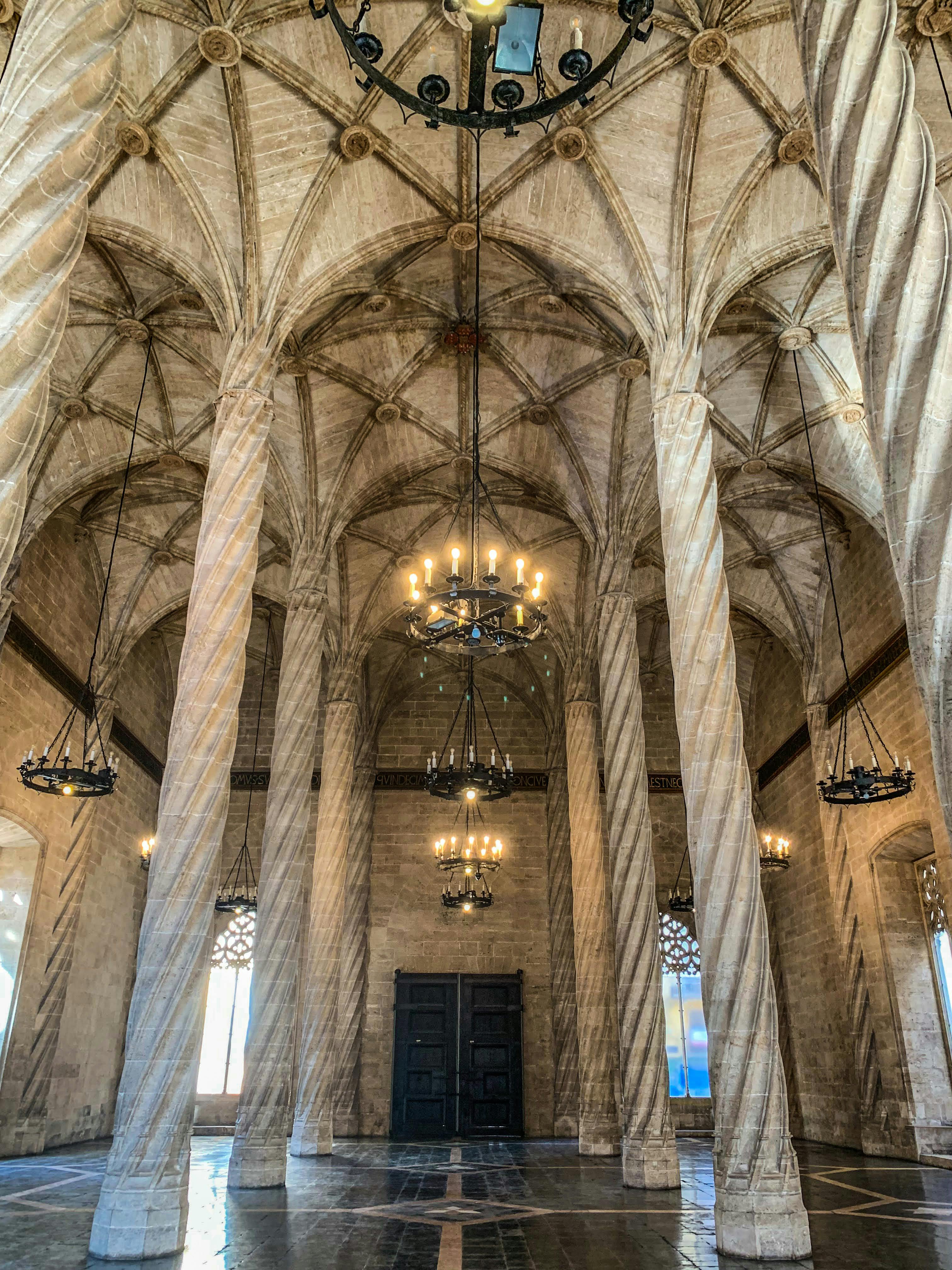 Arquitectura Gótica Con Elegantes Columnas Retorcidas · Foto de stock ...