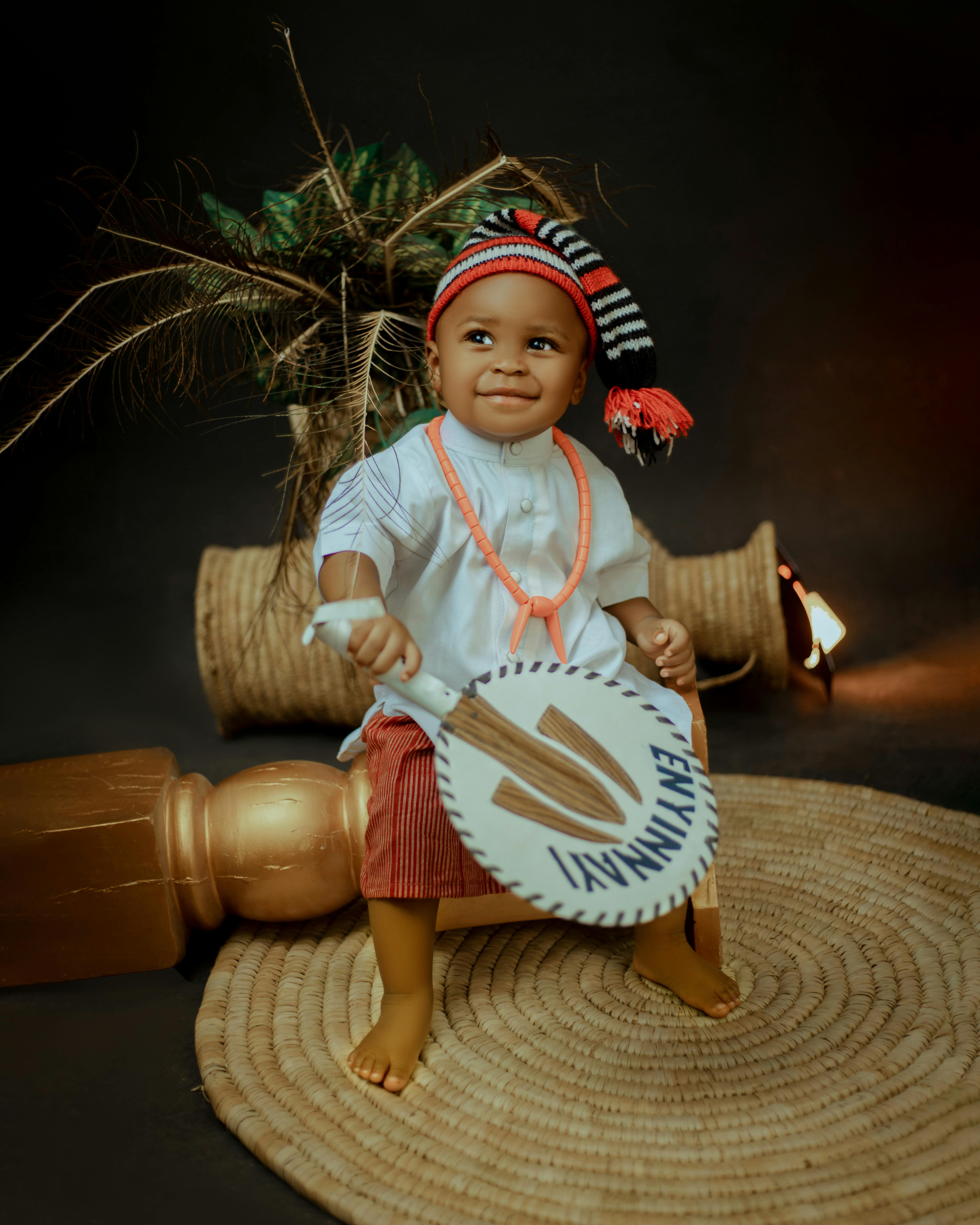 Bebê Adorável Em Traje Tradicional Segurando Leque · Foto profissional ...