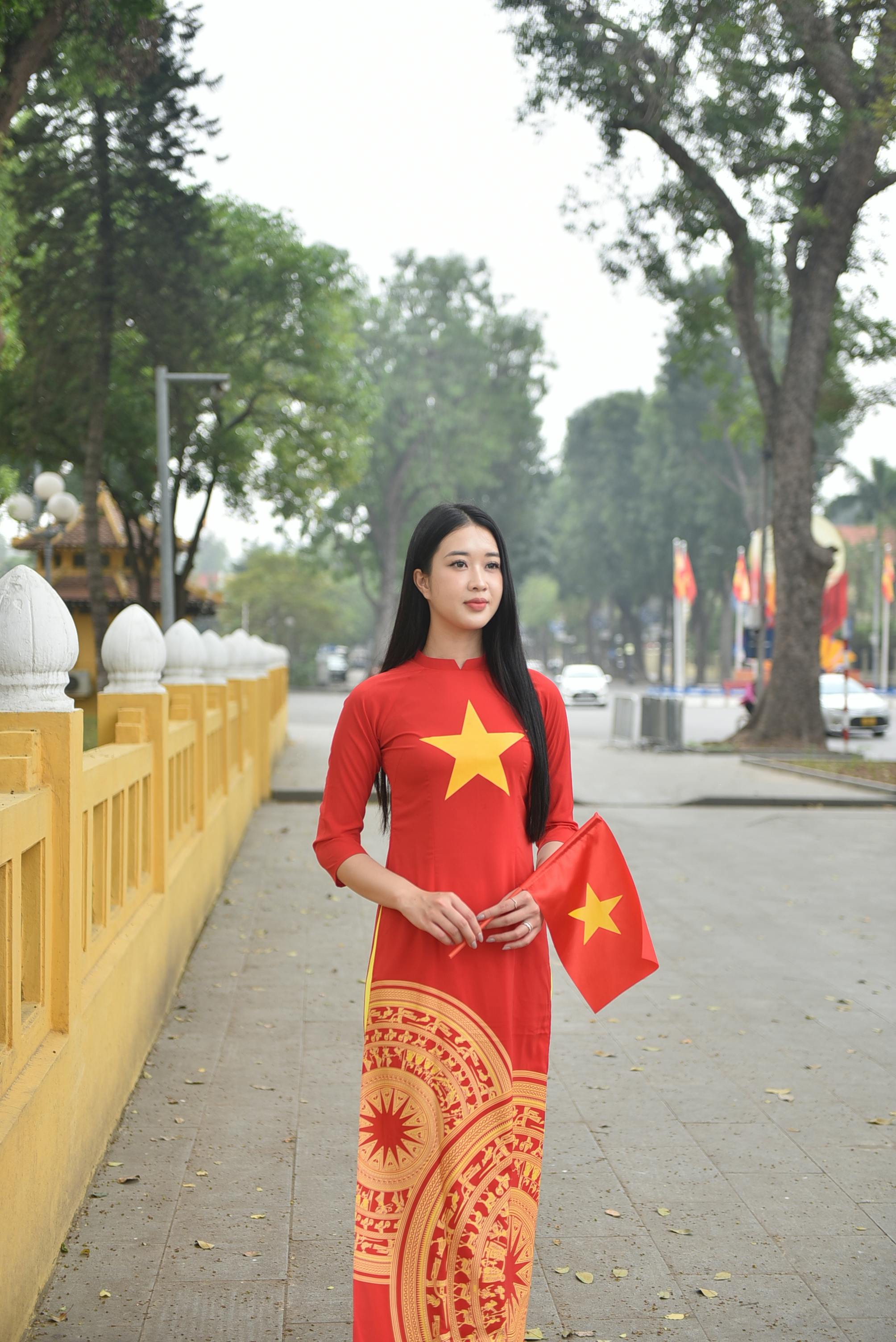 Young Woman in Traditional Vietnamese Ao Dai Holding Flag · Free Stock ...