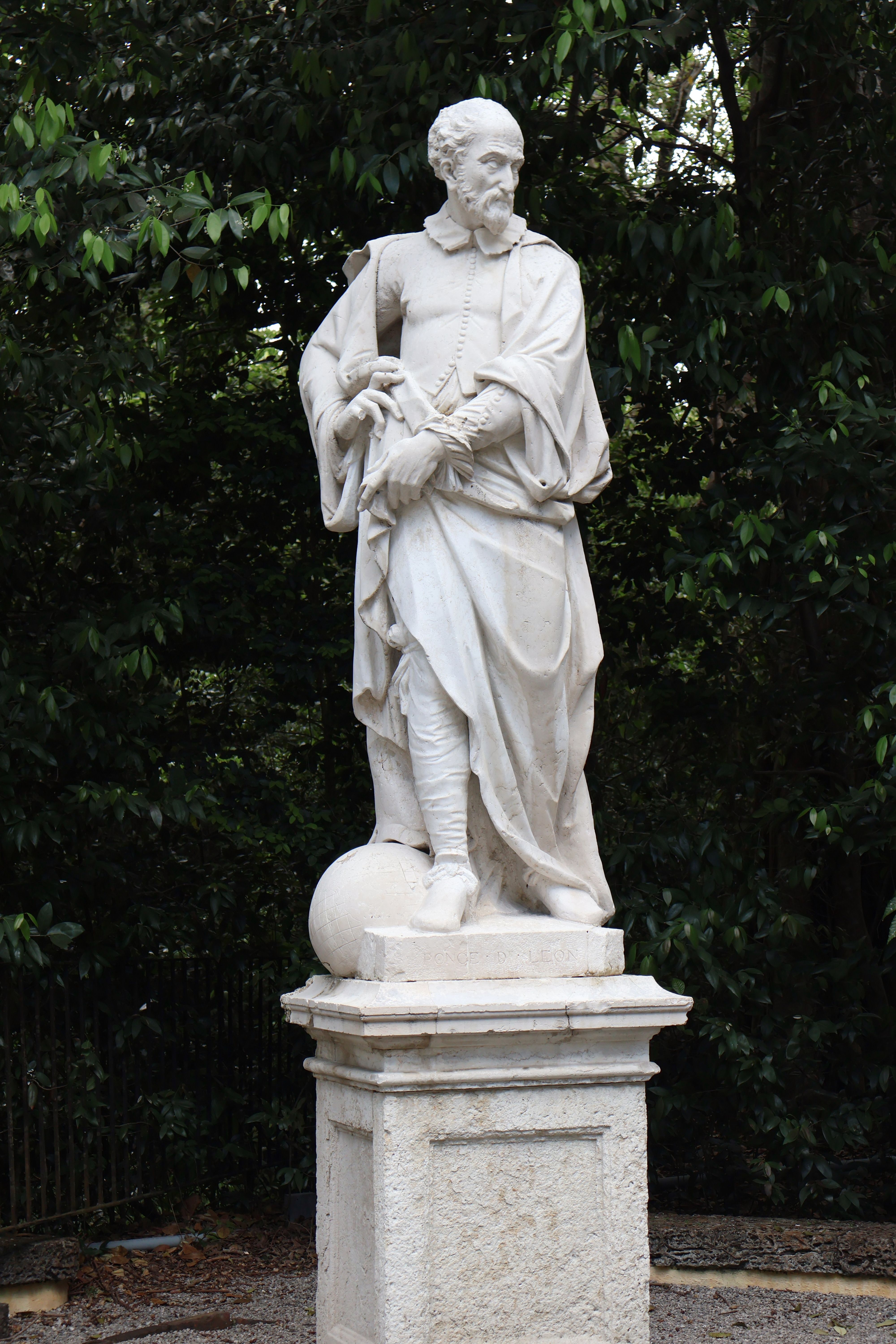 Niccolo Macchiavelli Concrete Statue · Free Stock Photo