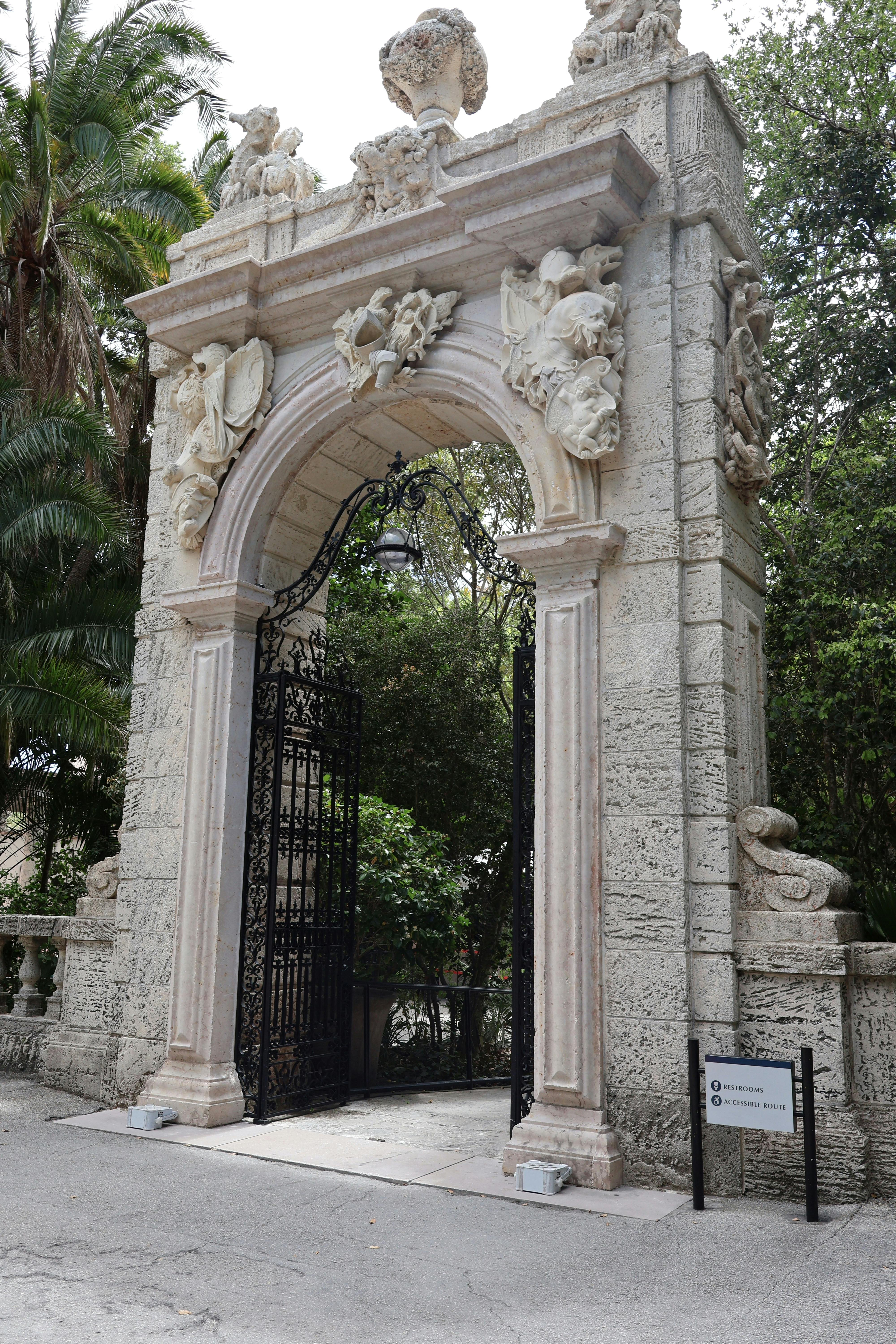 Gate With Sculptures Photos, Download The BEST Free Gate With ...