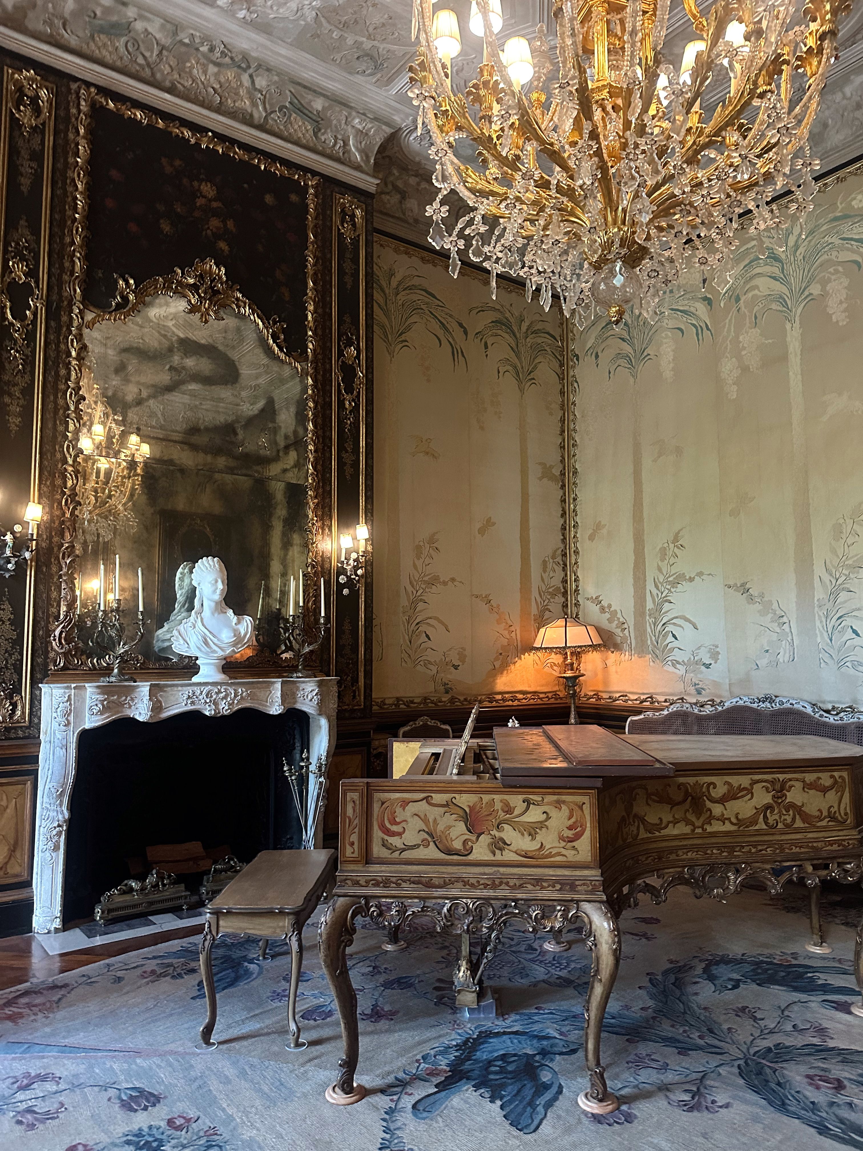 Luxurious Vintage European Interior with Grand Piano · Free Stock Photo