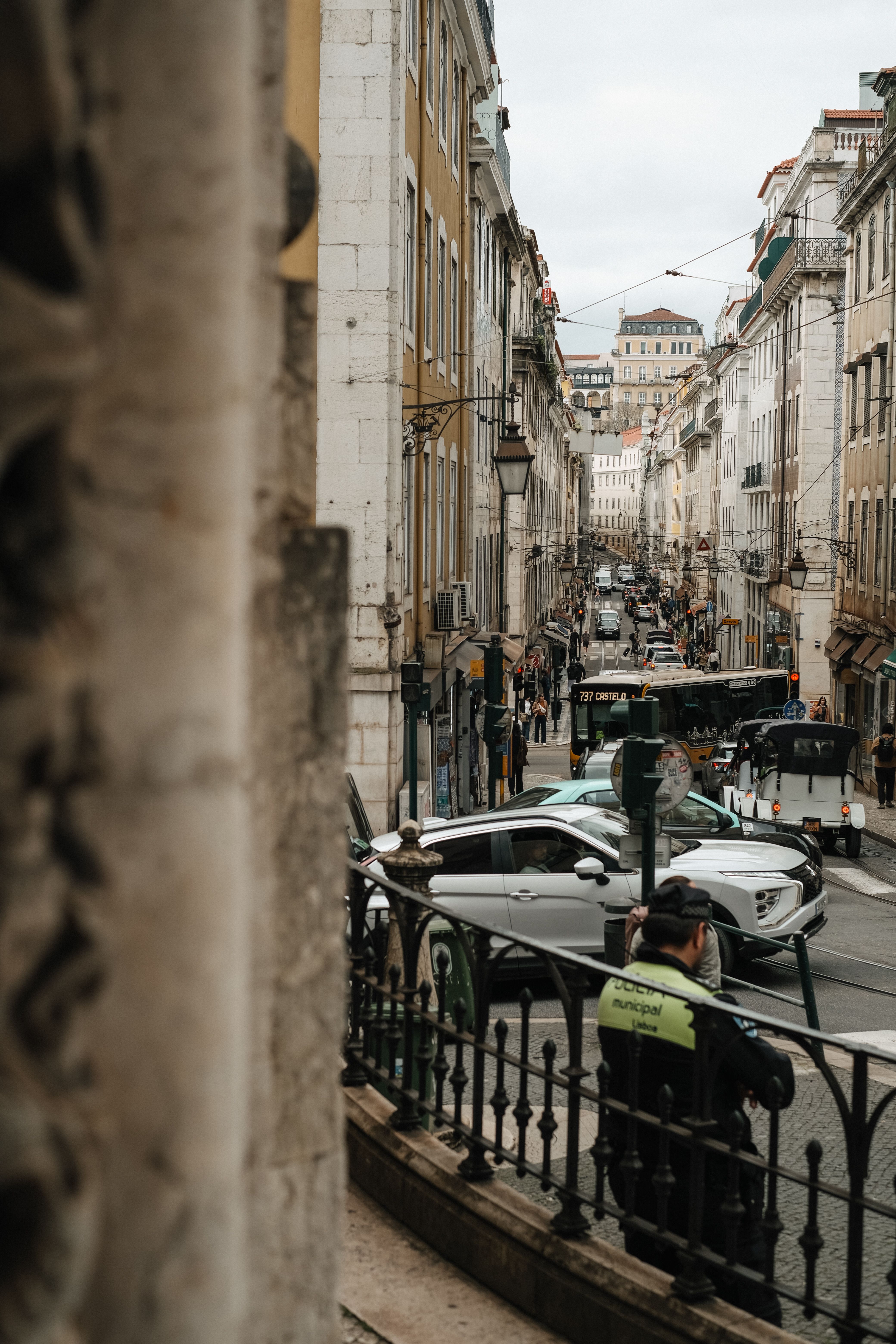 European Street with Historic Architecture and Traffic · Free Stock Photo