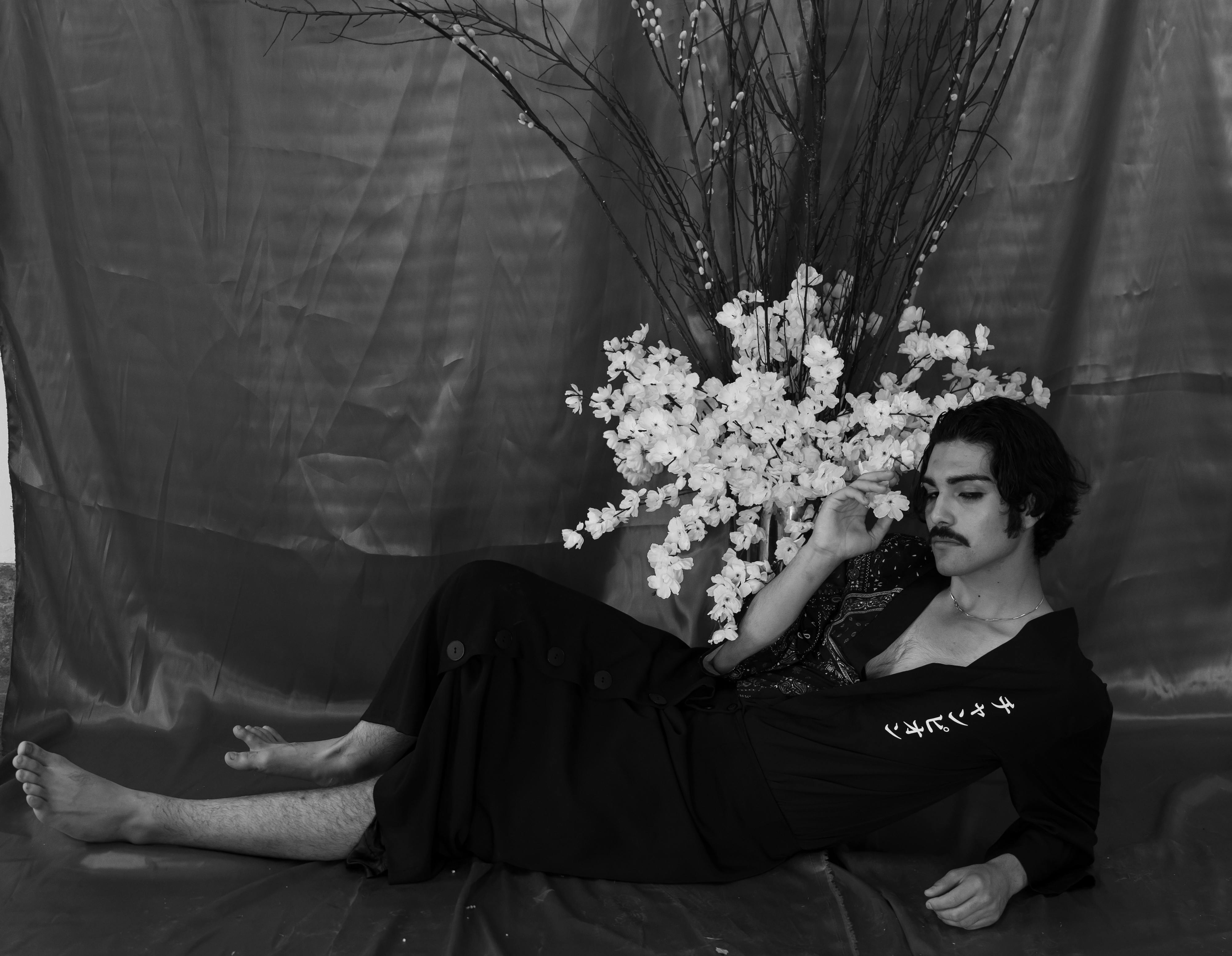 Potret Hitam Putih Elegan Dengan Rangkaian Bunga · Foto Stok Gratis