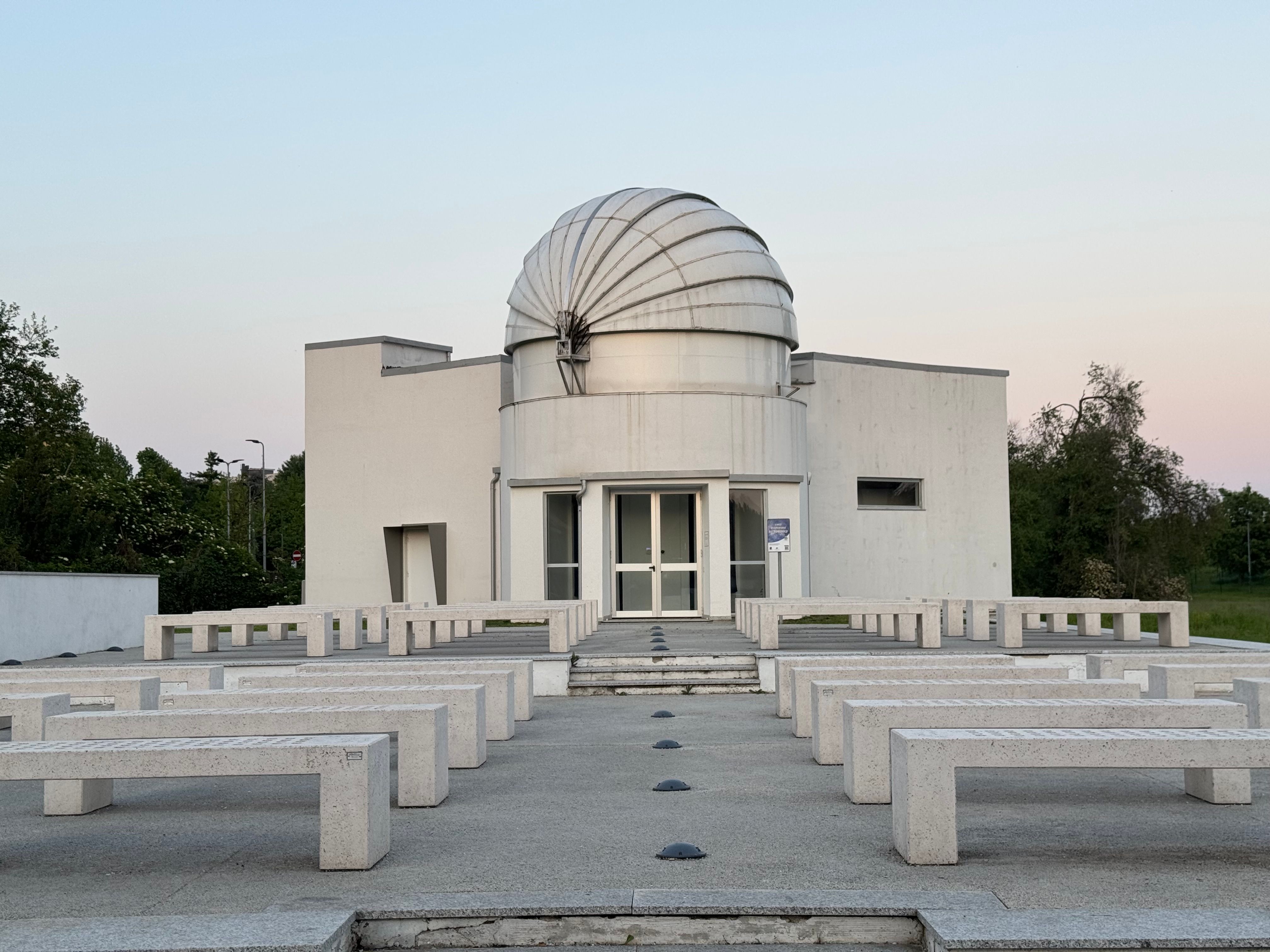 Modern Observatory Building at Twilight · Free Stock Photo