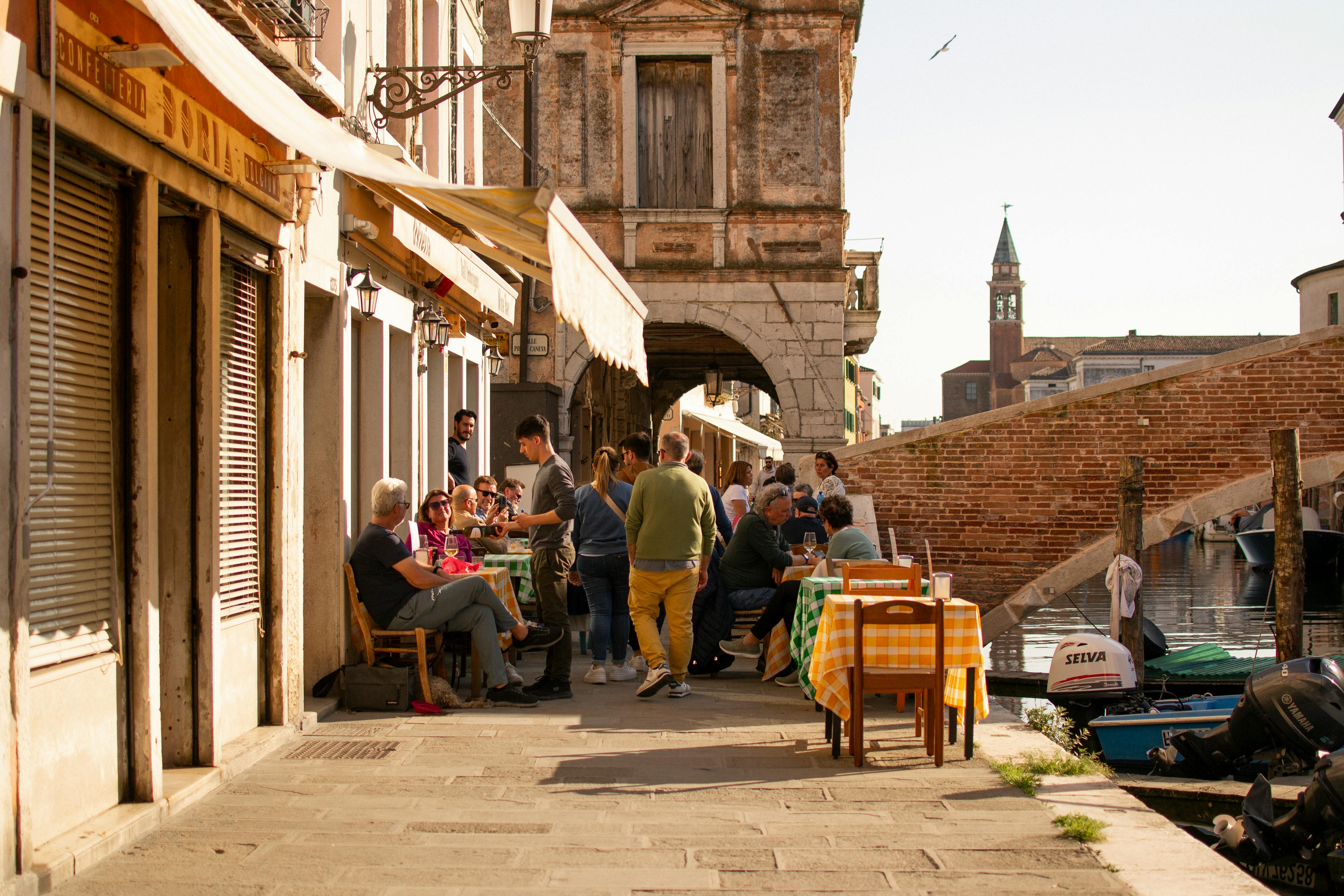 Encantador Café Callejero En Chioggia, Italia · Foto de stock gratuita