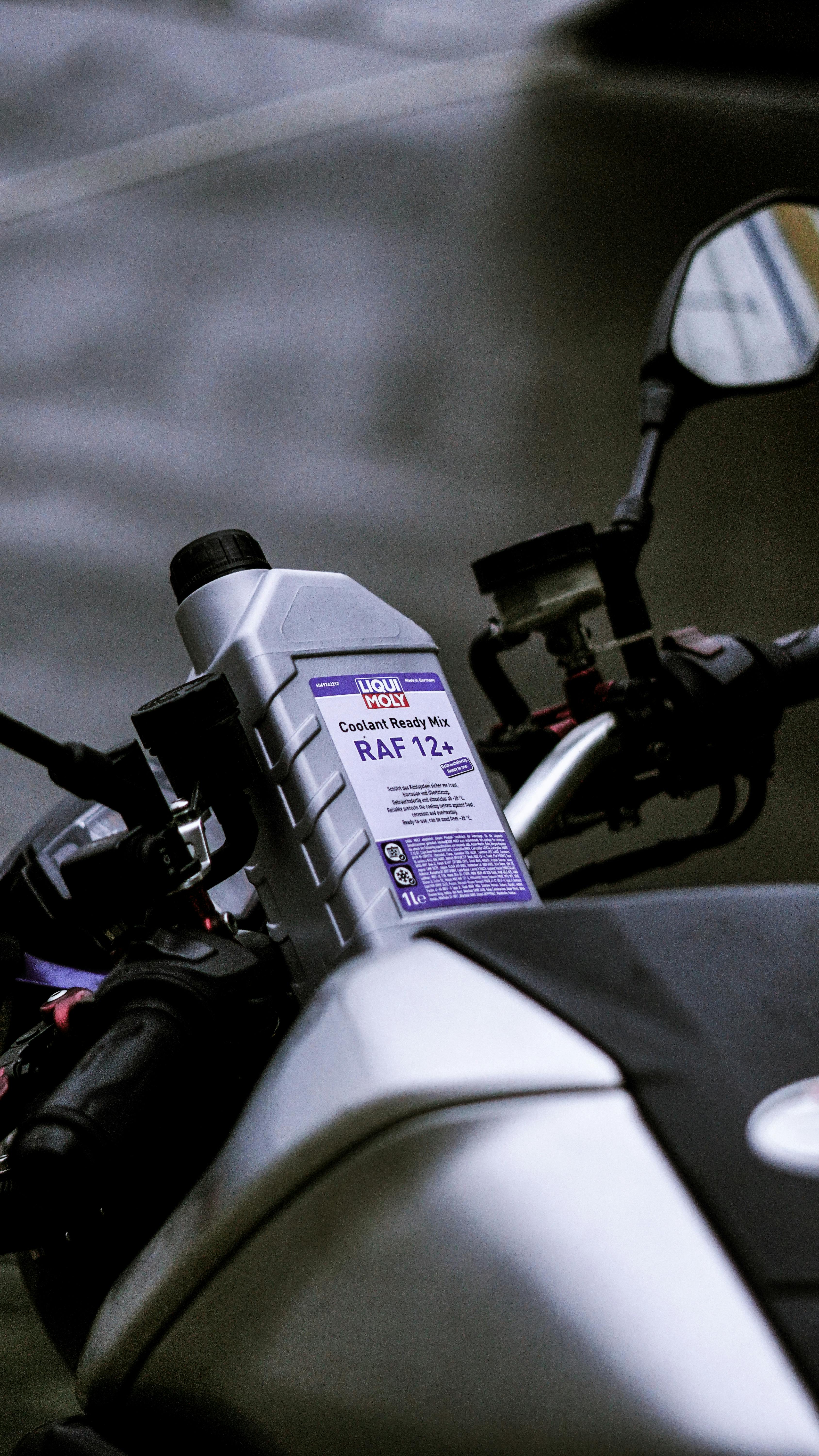 Moto Avec Huile Liqui Moly à Jakarta · Photo gratuite