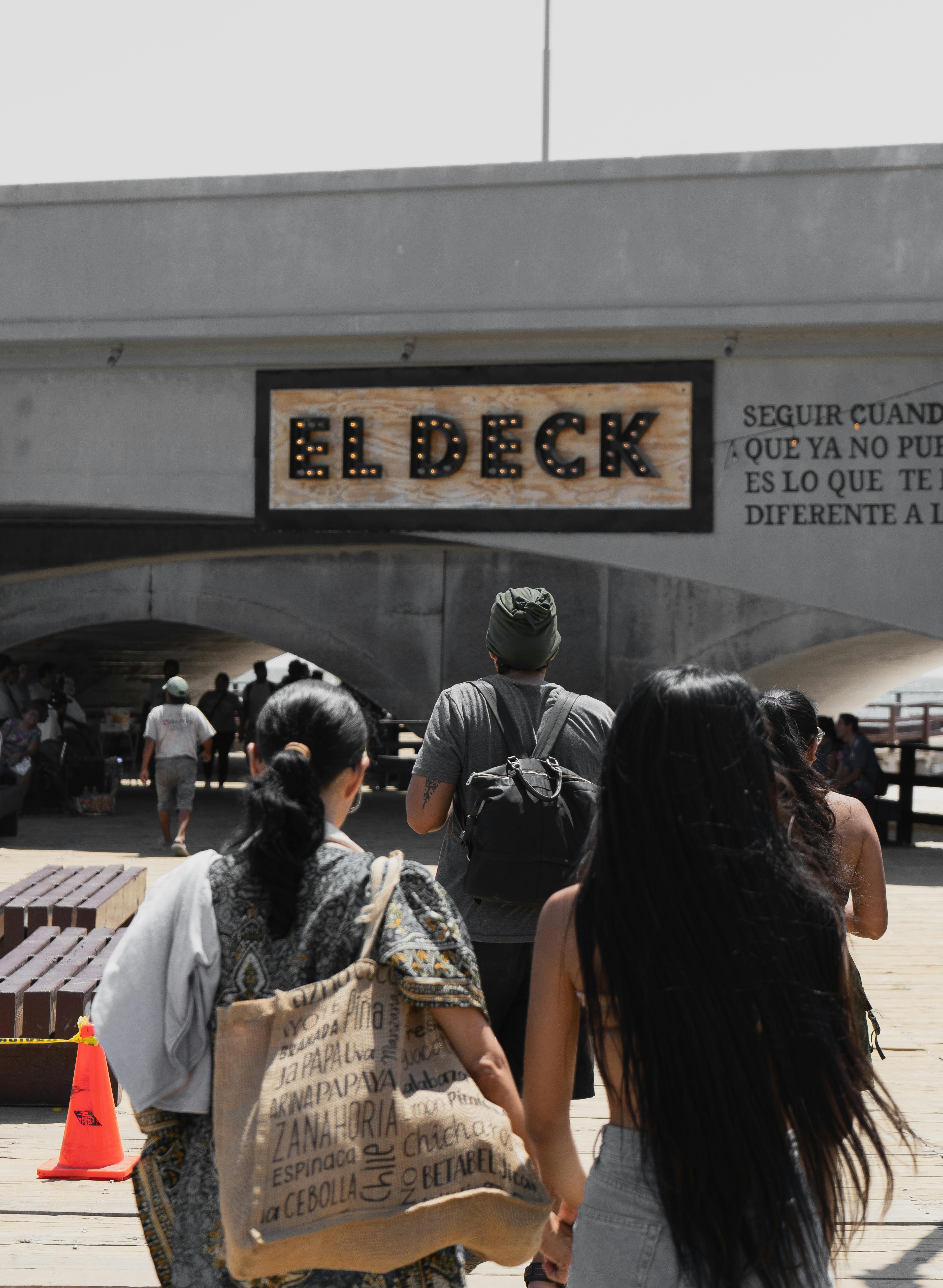 Escena Animada En El Deck En Progreso, Yucatán · Foto de stock gratuita