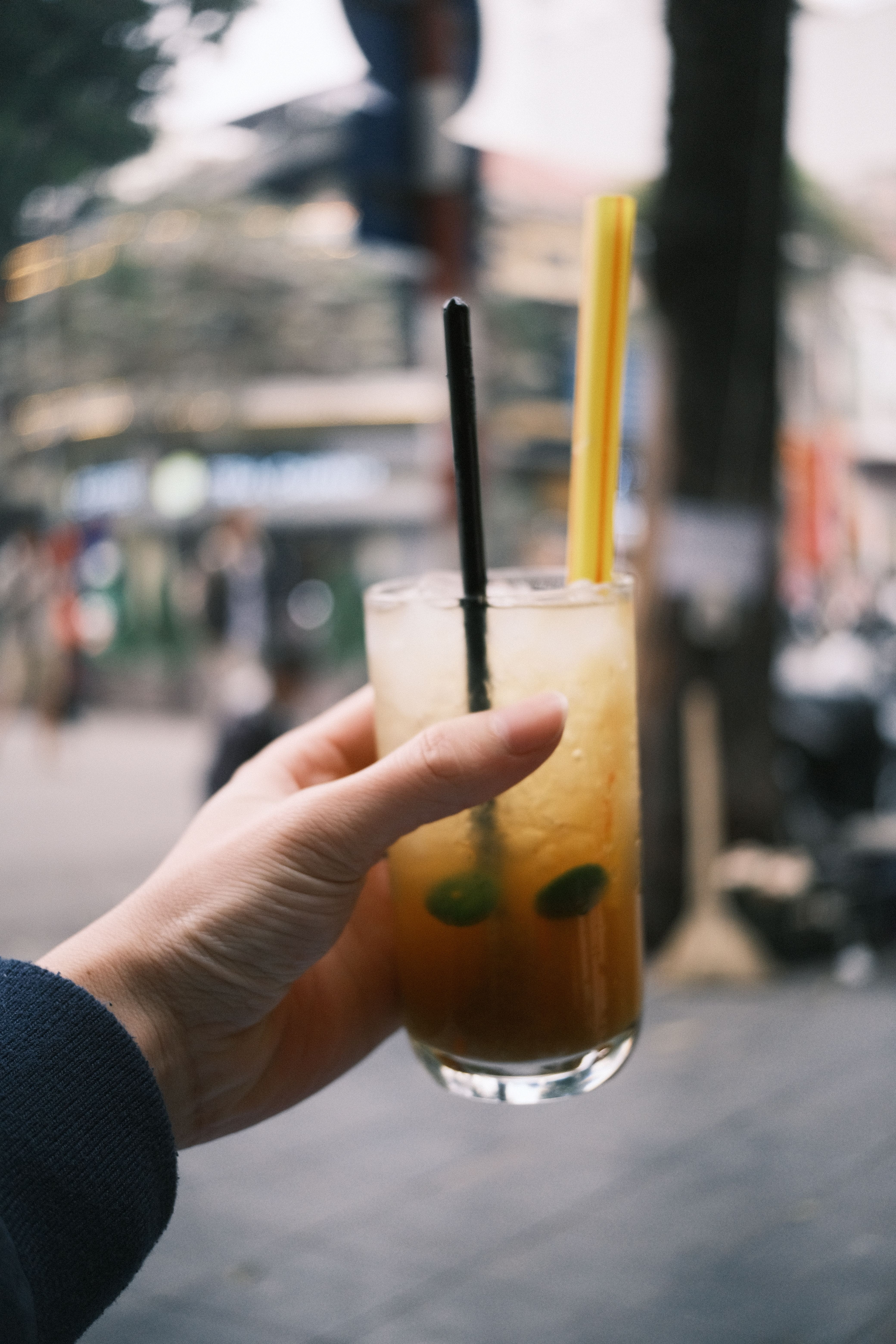 Refreshing Street Iced Tea with Lemon Outdoors · Free Stock Photo