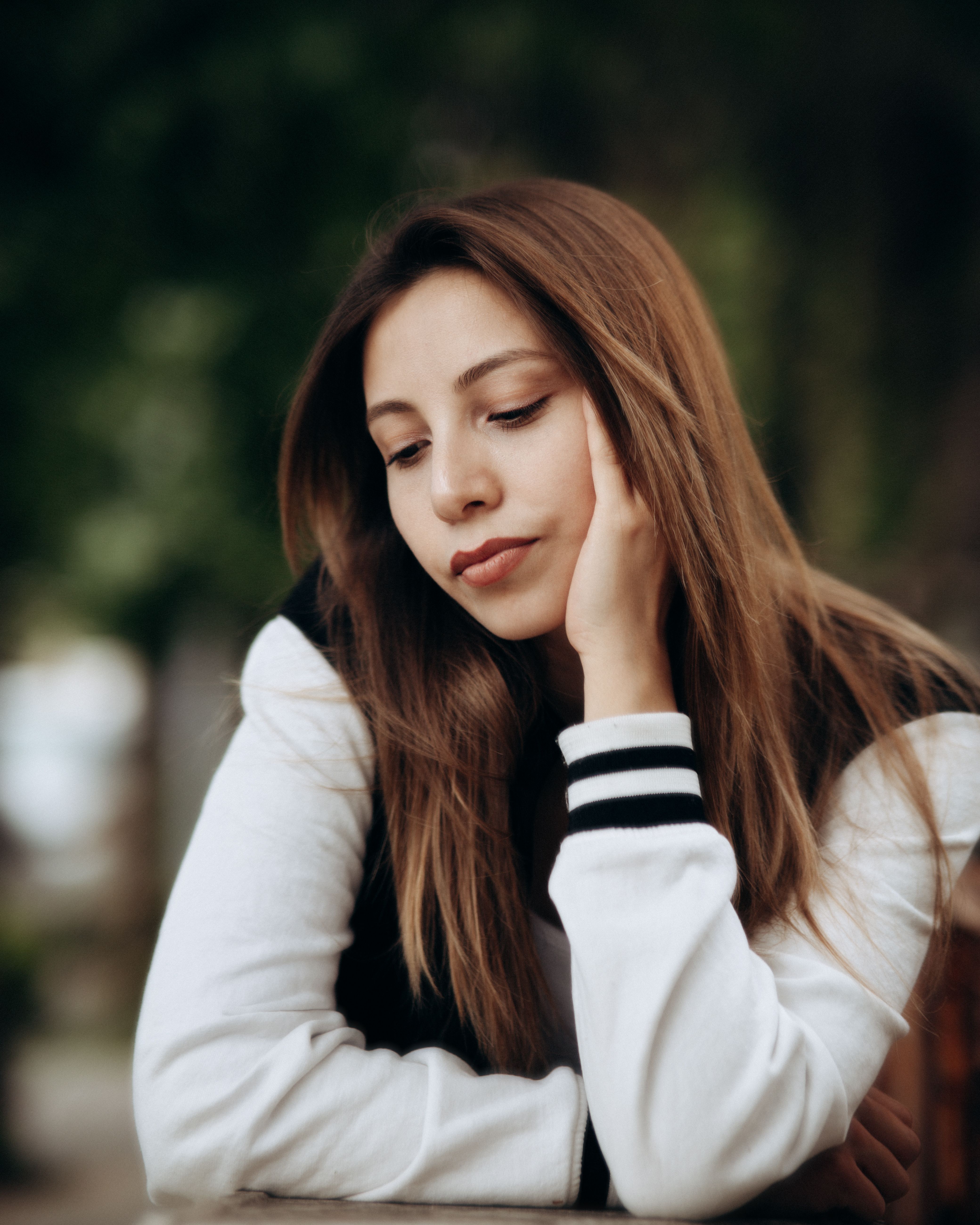 Mujer Joven Perdida En Sus Pensamientos Al Aire Libre · Foto de stock ...
