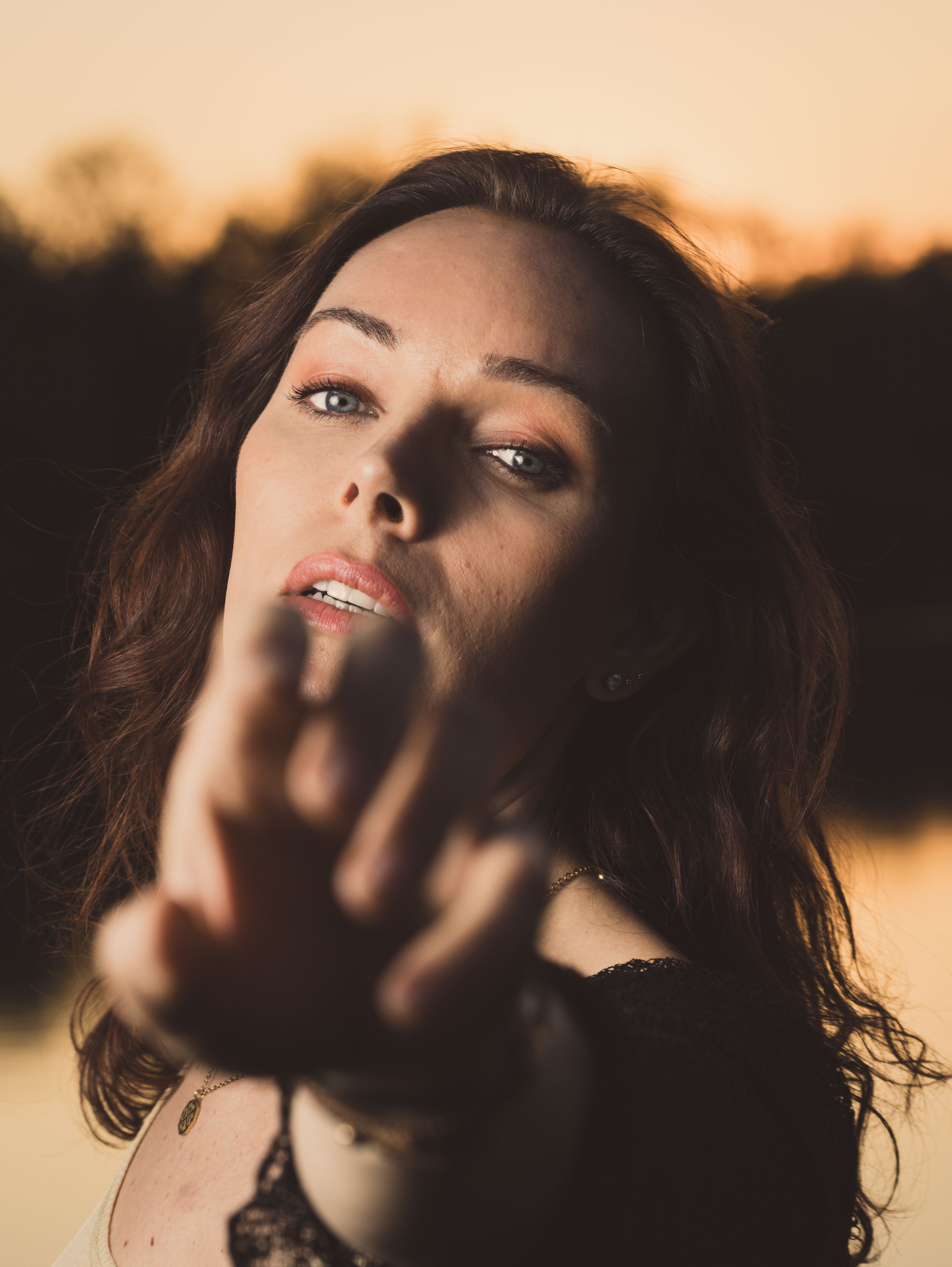 Mujer Extendiendo La Mano Al Atardecer Con Emoción · Foto de stock gratuita