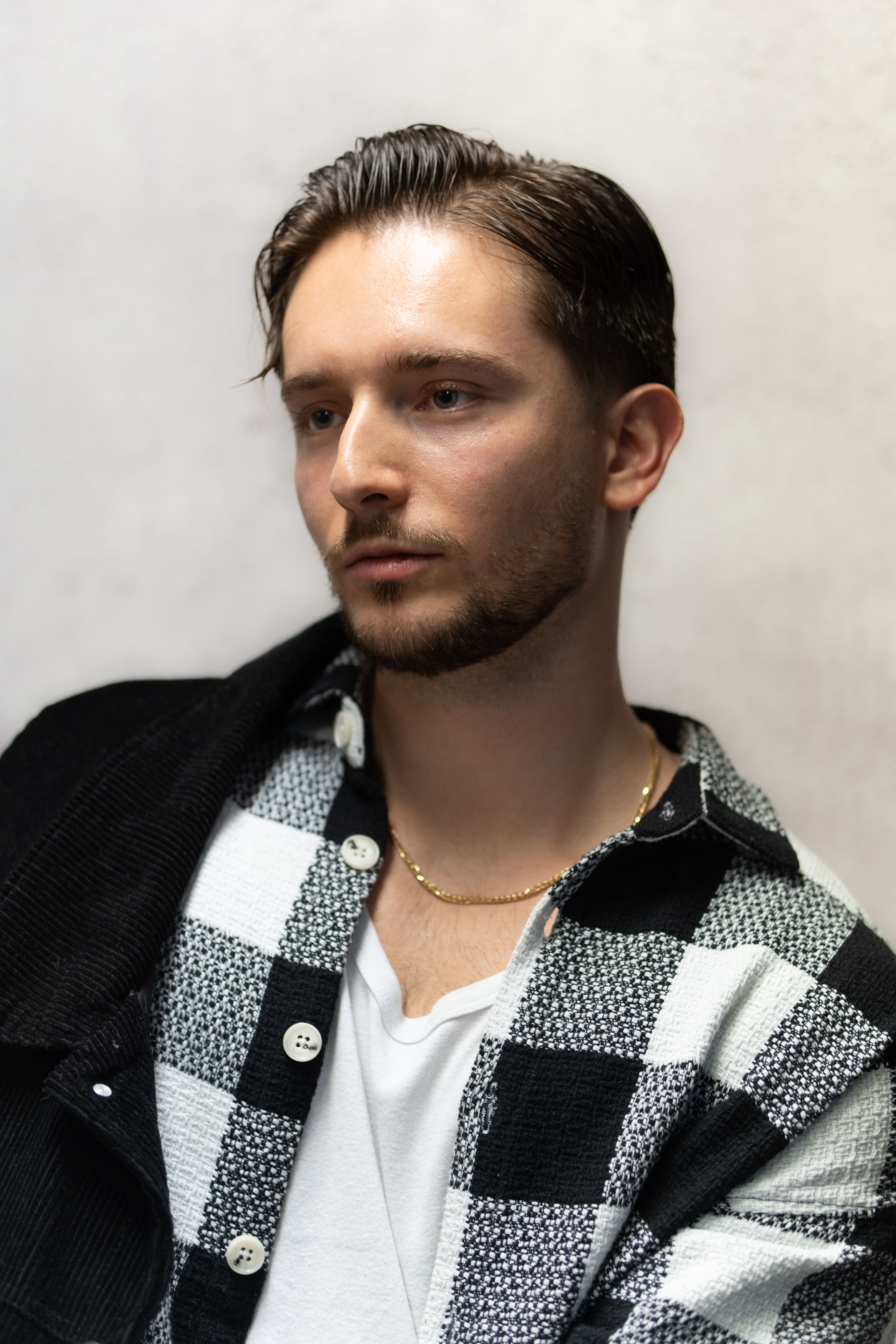 Modelo Masculino Con Camisa A Cuadros Sobre Fondo Neutro · Foto de ...