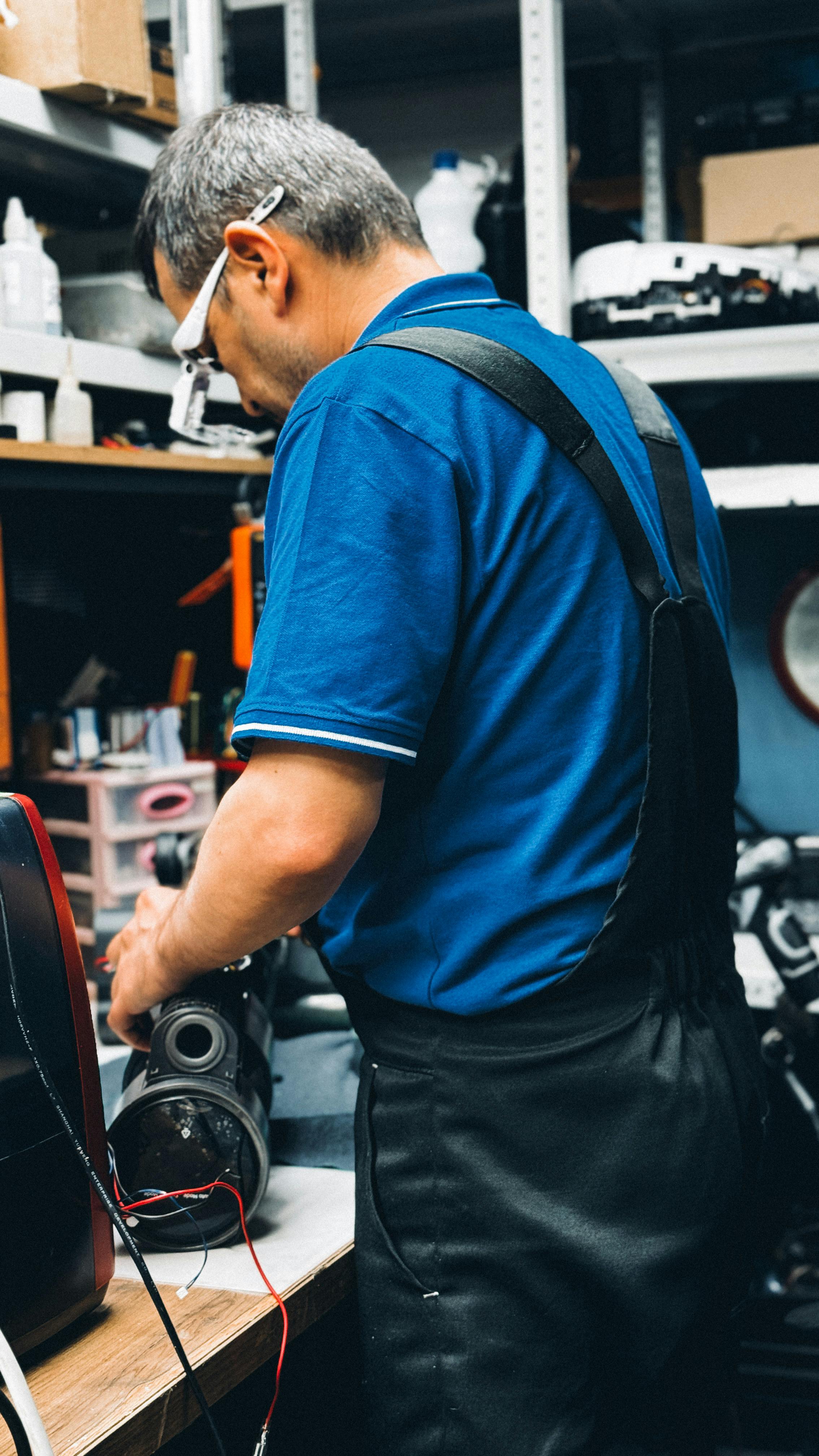 Anonymous worker in heavy duty gloves · Free Stock Photo