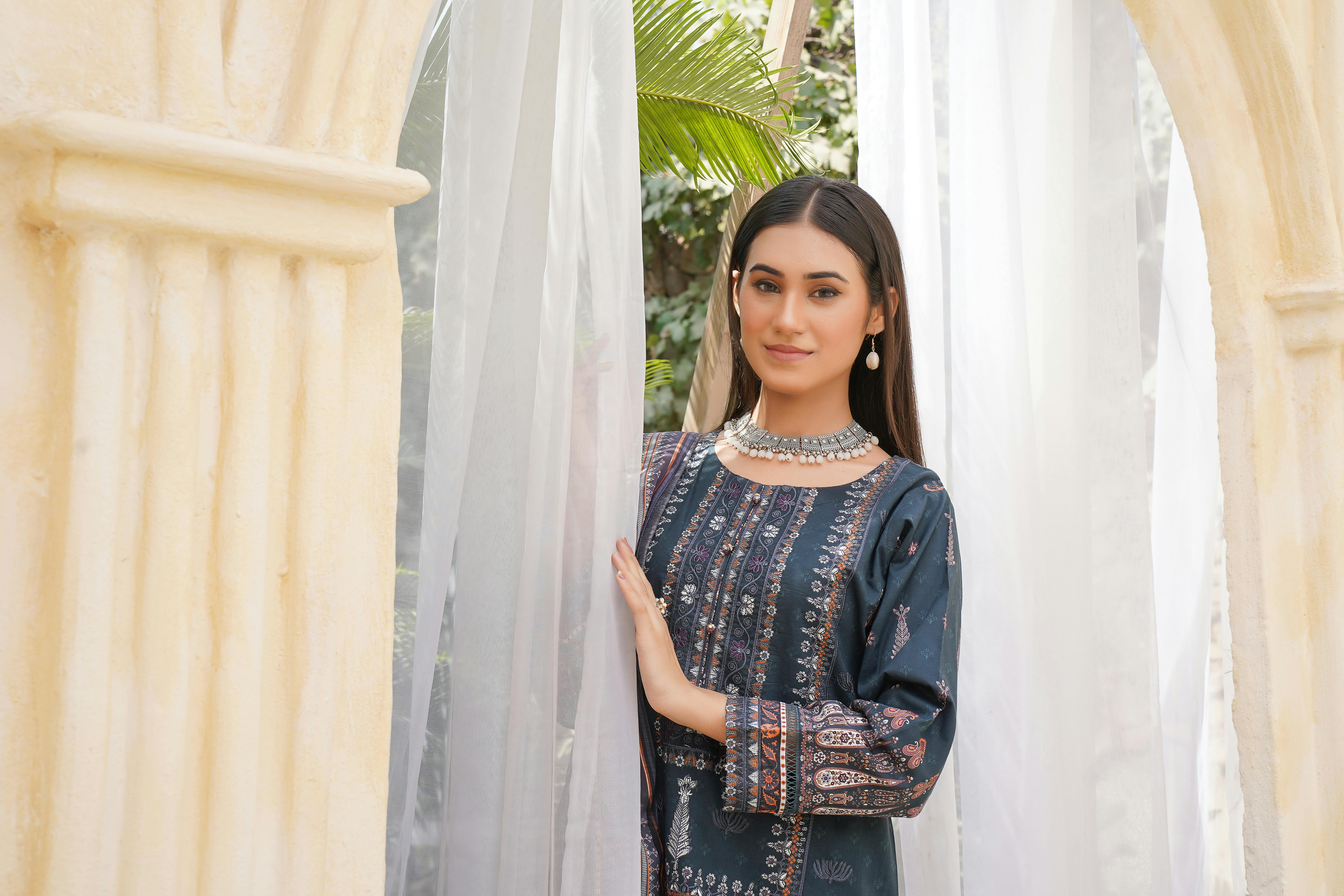 Elegant Pakistani Fashion Model in Traditional Attire · Free Stock Photo