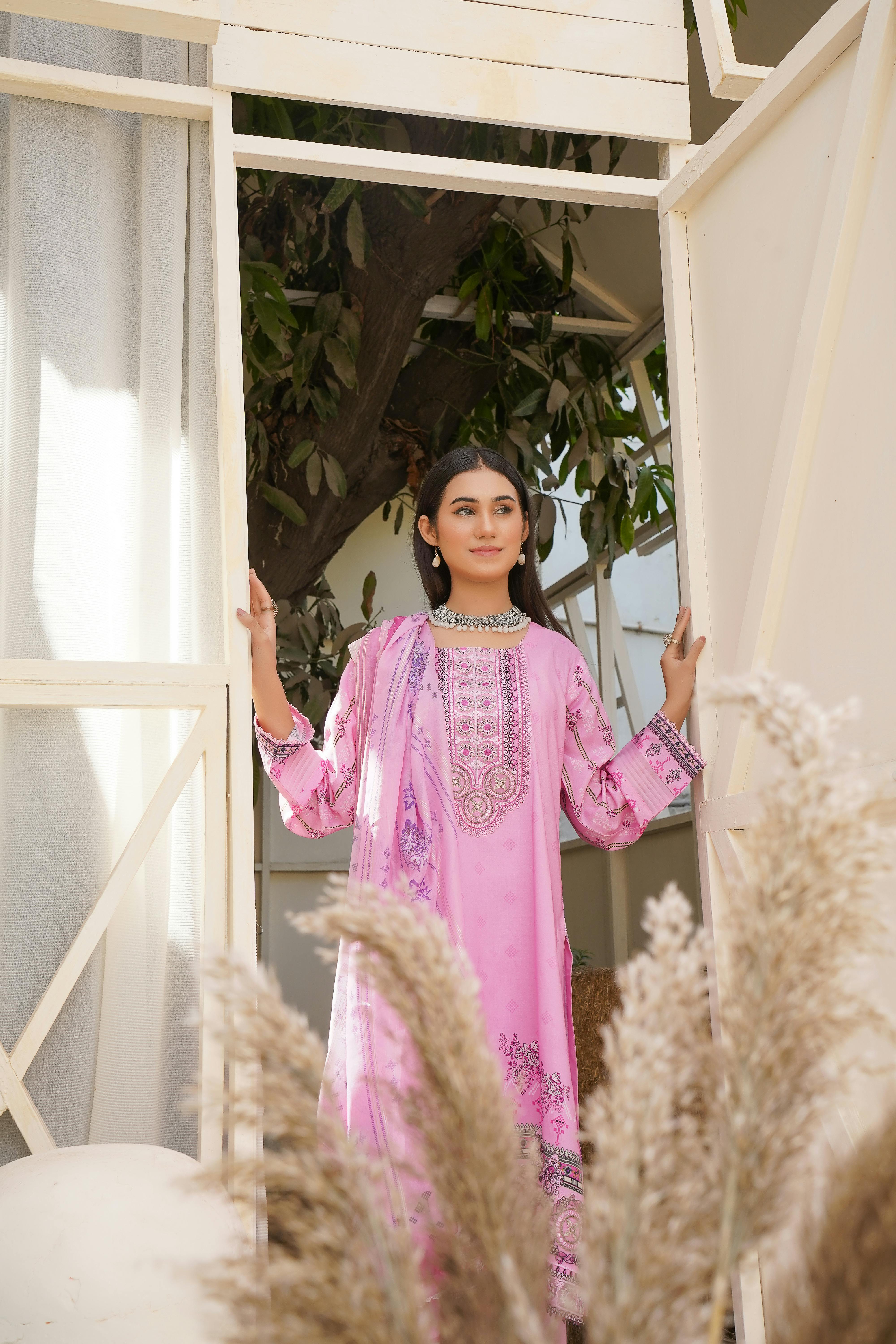 Elegant Pakistani Fashion Shoot in Lahore · Free Stock Photo