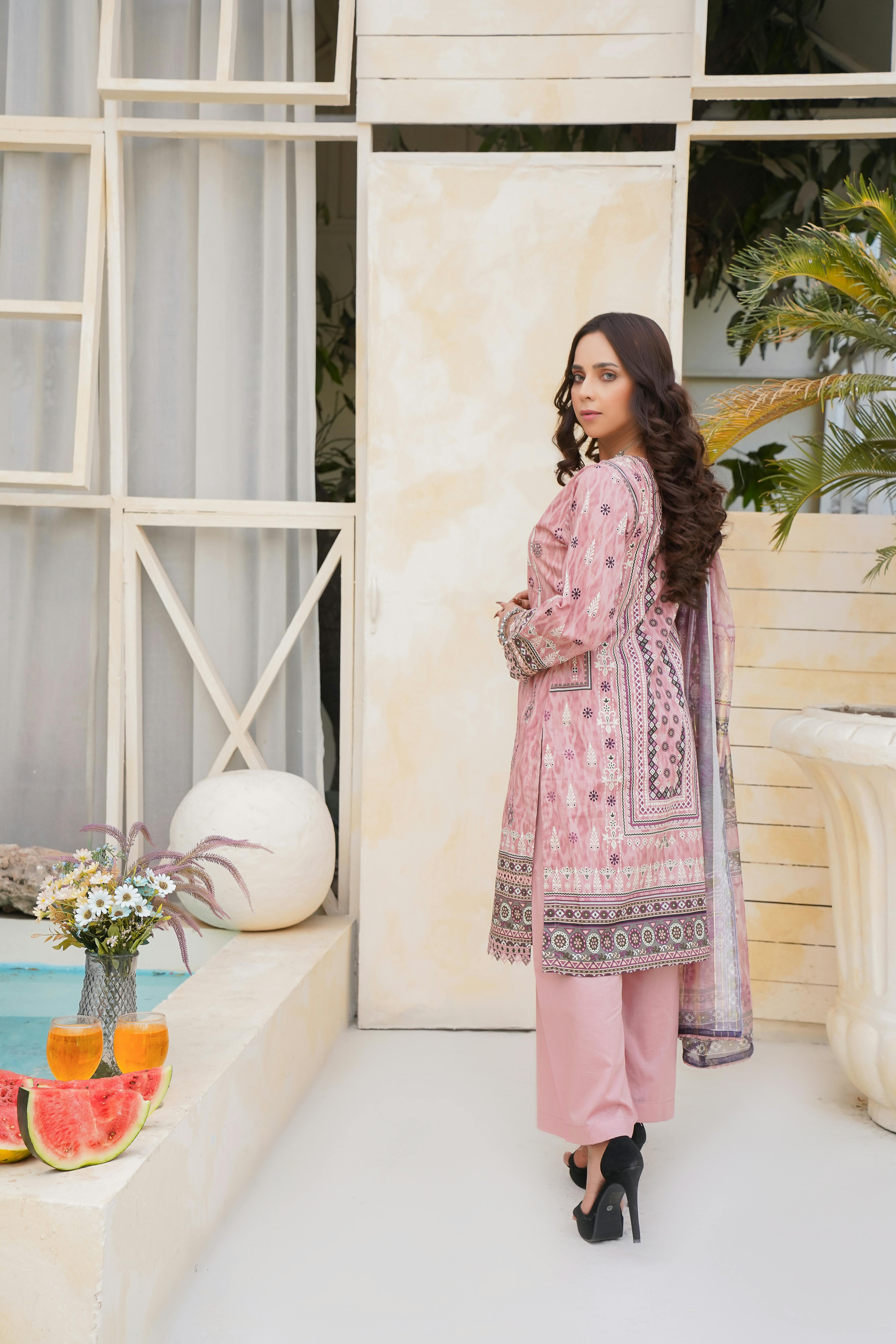 Elegant Pakistani Fashion Shoot in Lahore · Free Stock Photo