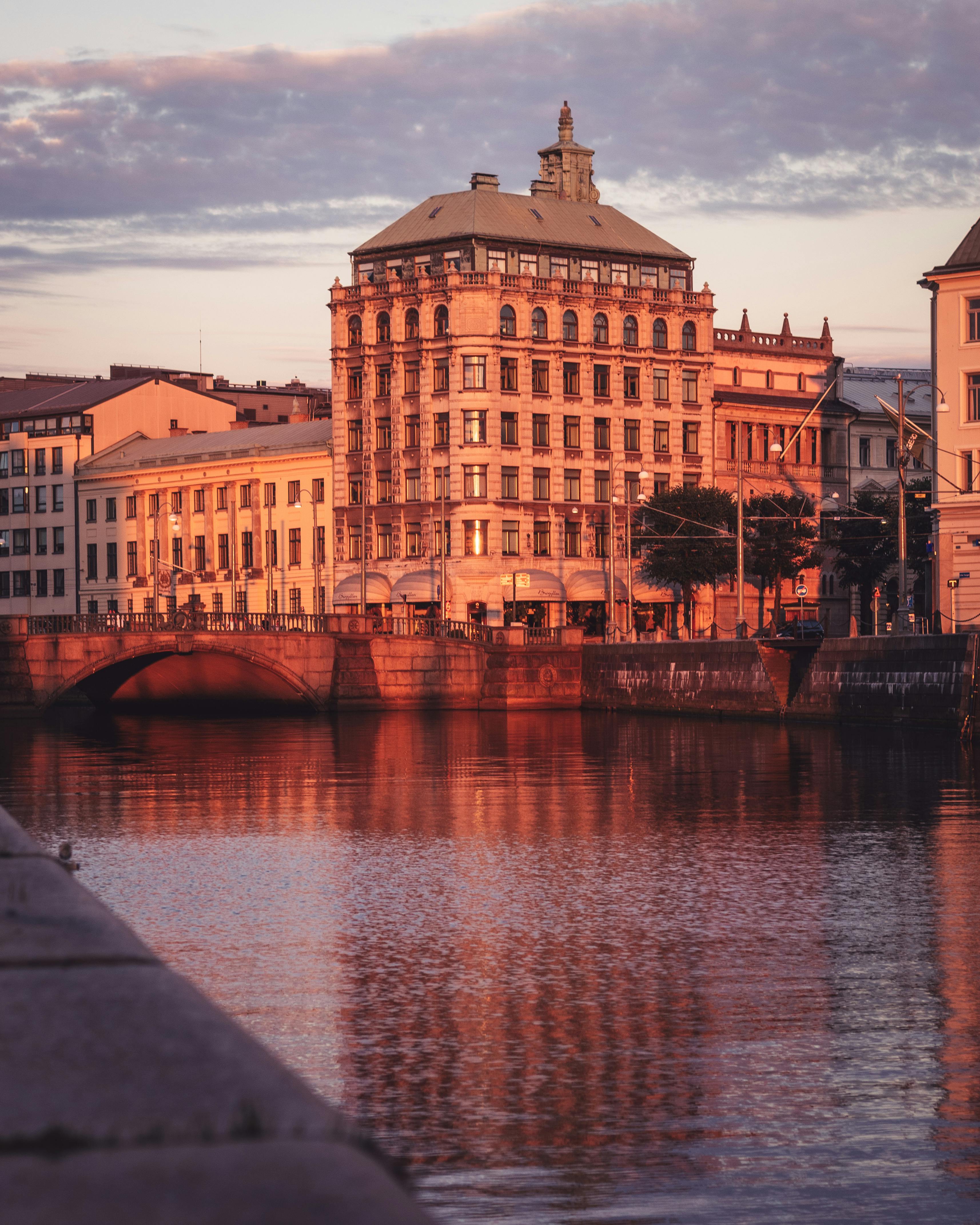 Vista Al Atardecer Del Histórico Edificio Riverside · Foto de stock gratuita