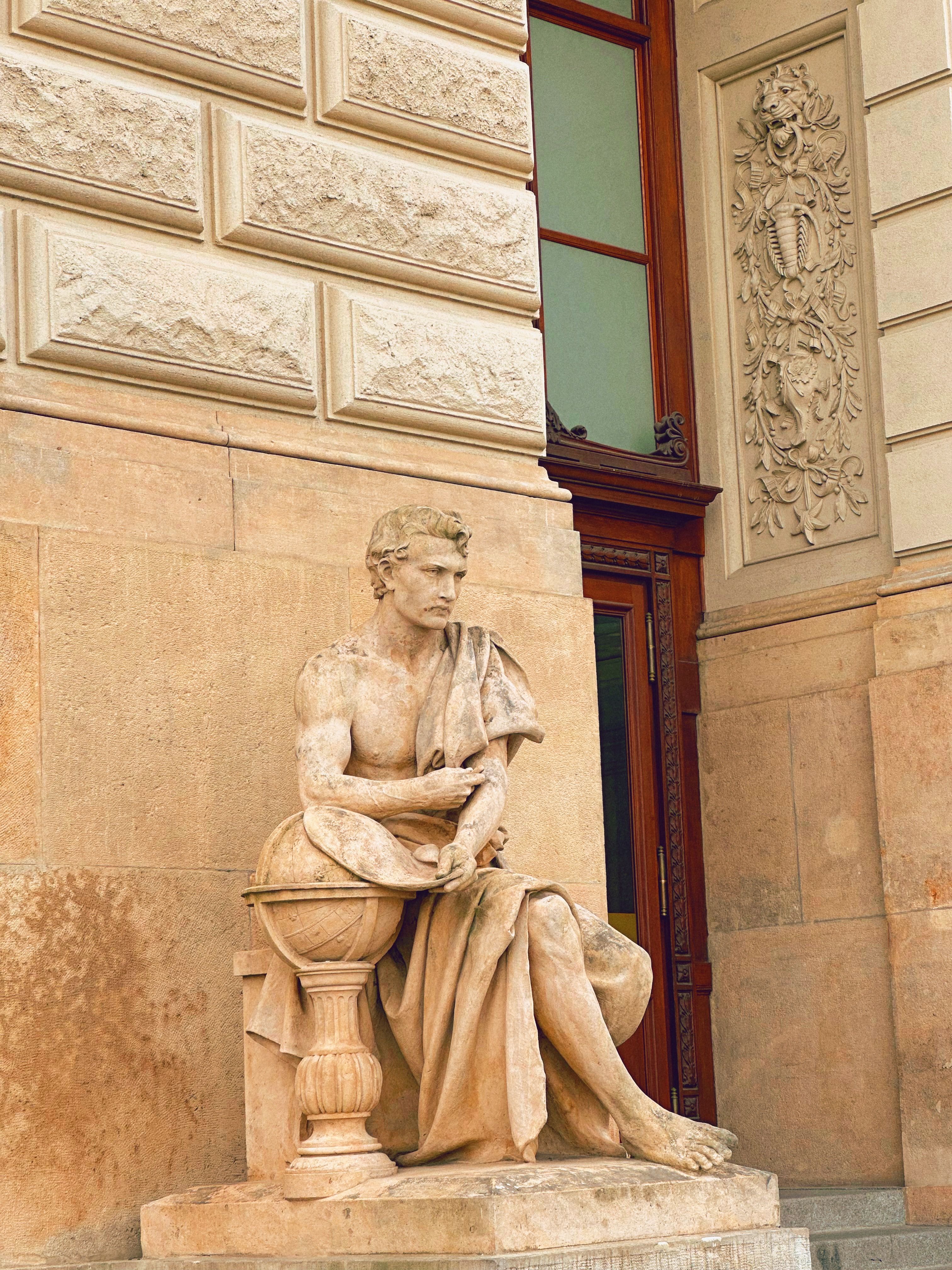 Classic Stone Statue in Architectural Setting · Free Stock Photo