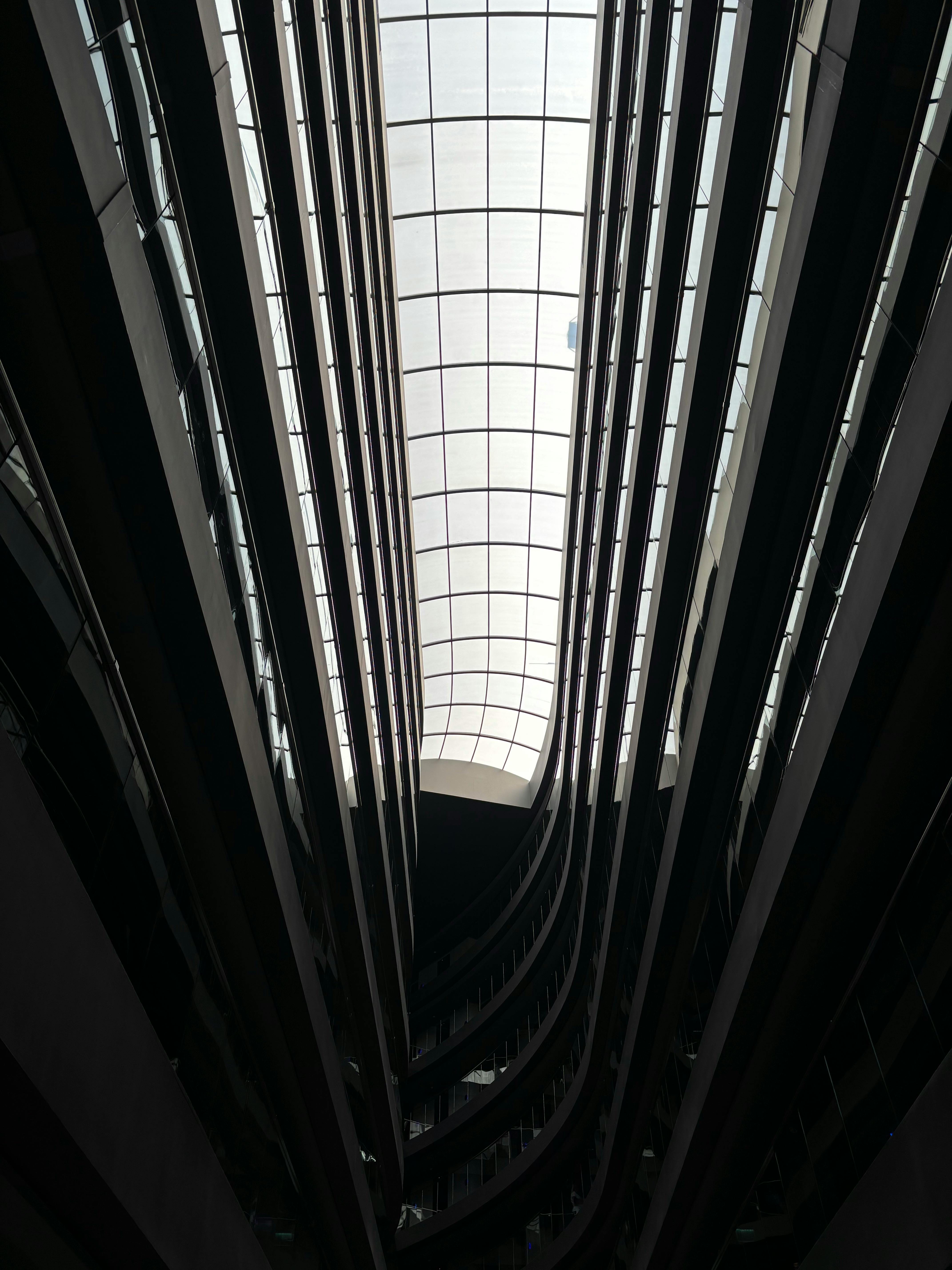 Atrio Moderno Con Ventanas De Arquitectura Curva · Foto de stock gratuita