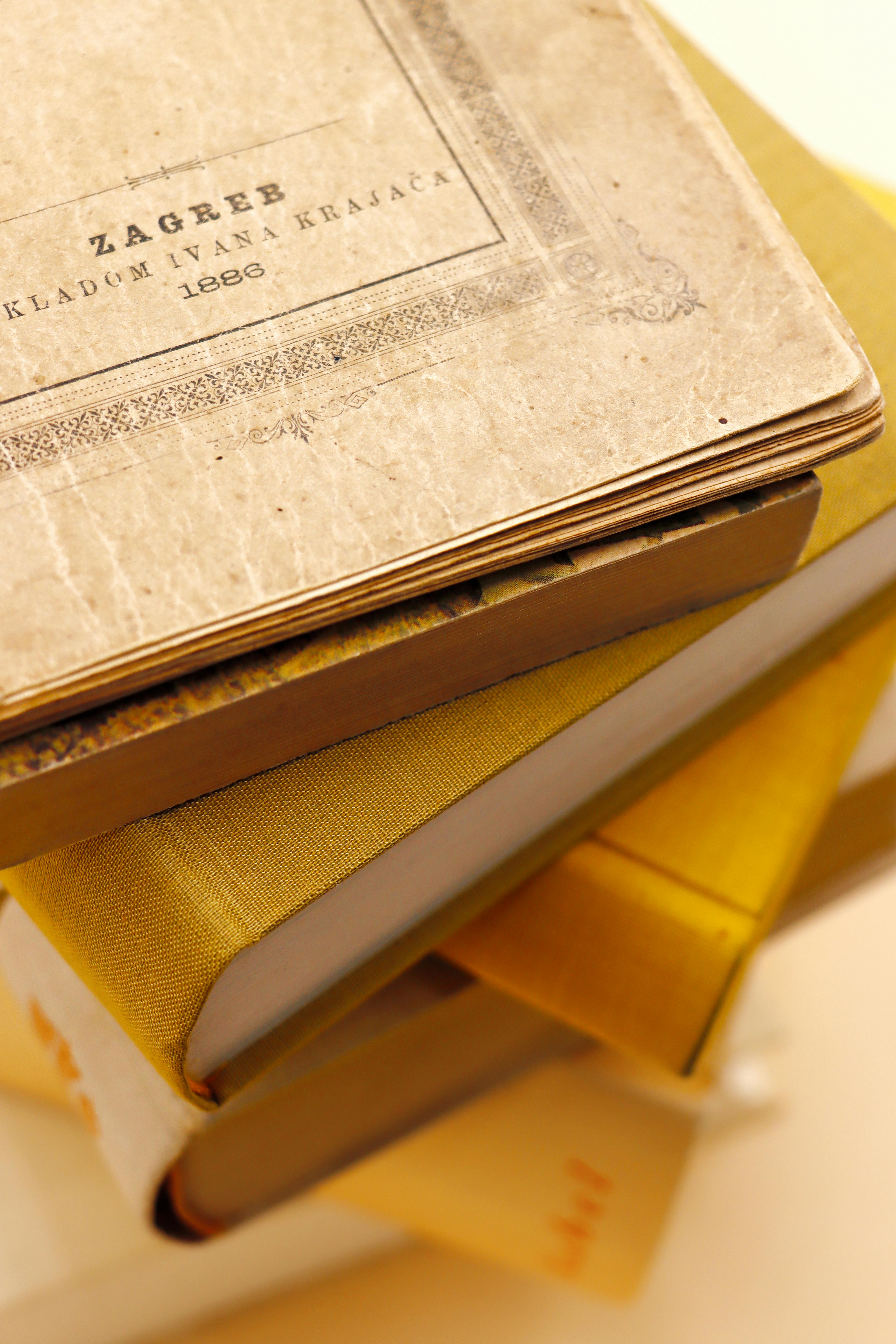 Pila De Libros Antiguos Con Cubiertas Vintage · Foto de stock gratuita