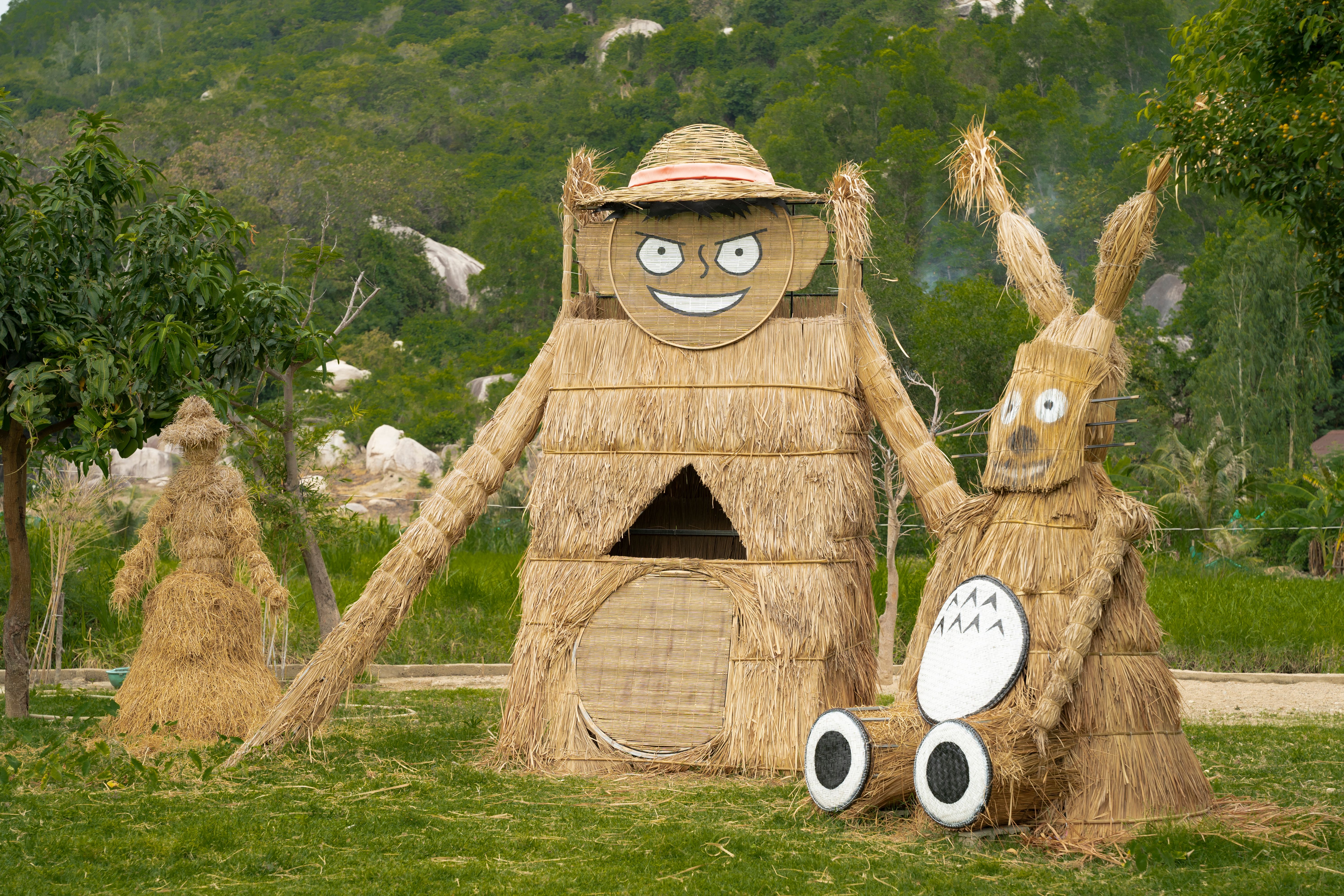 Straw Figures in Outdoor Park Setting · Free Stock Photo