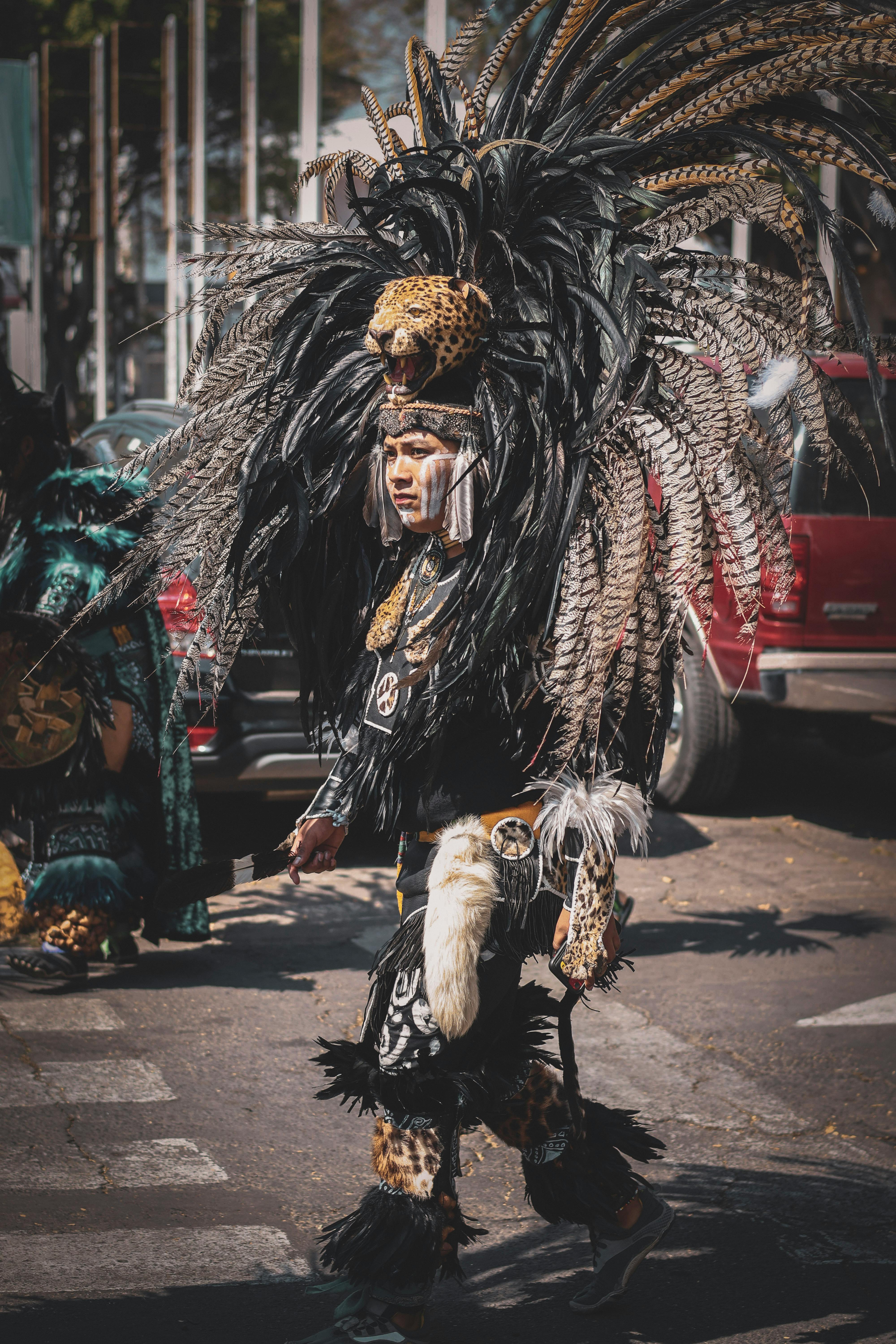 Danzante Tradicional Azteca En Desfile Cultural · Foto de stock gratuita