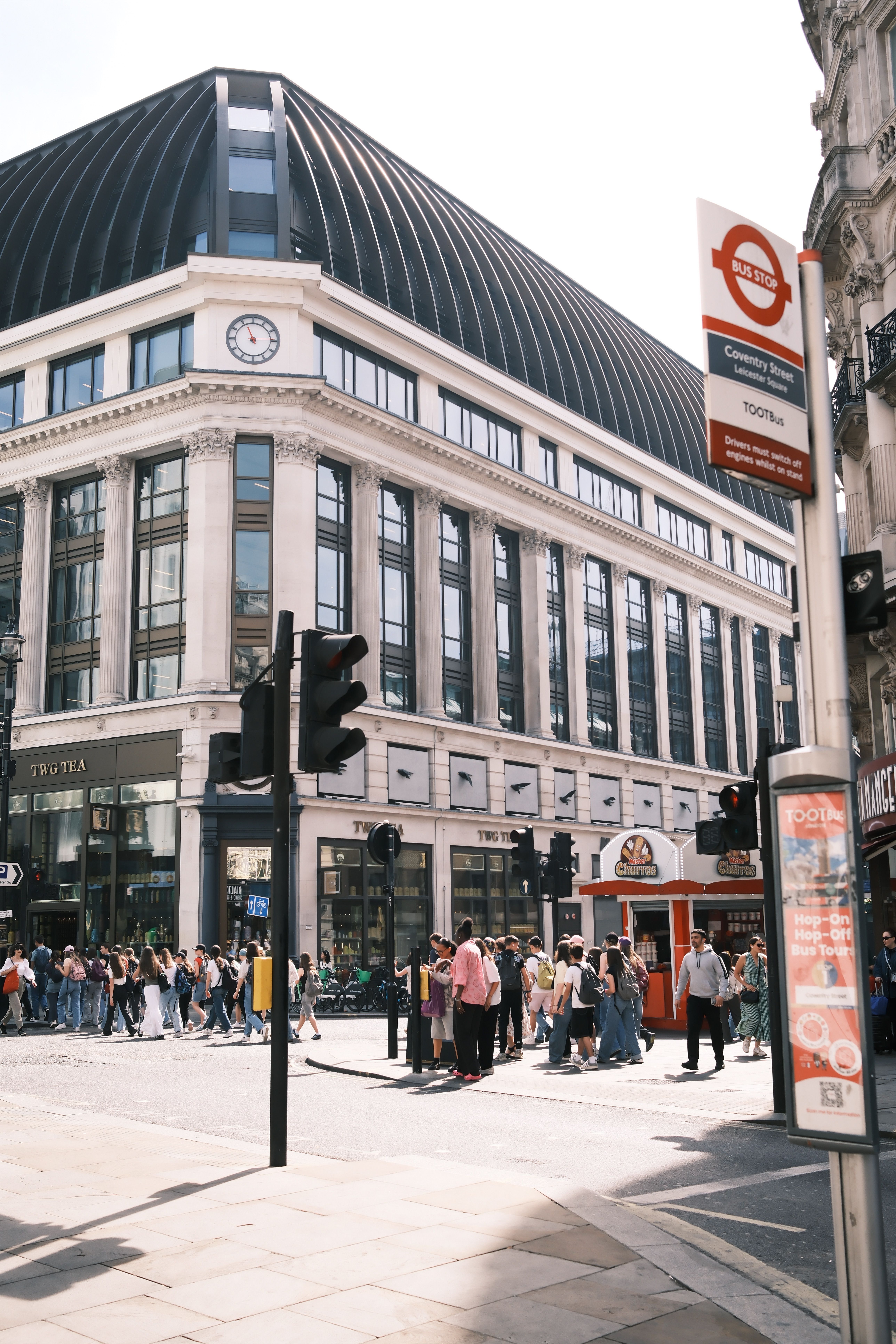 Busy London Street Scene with Iconic Architecture · Free Stock Photo
