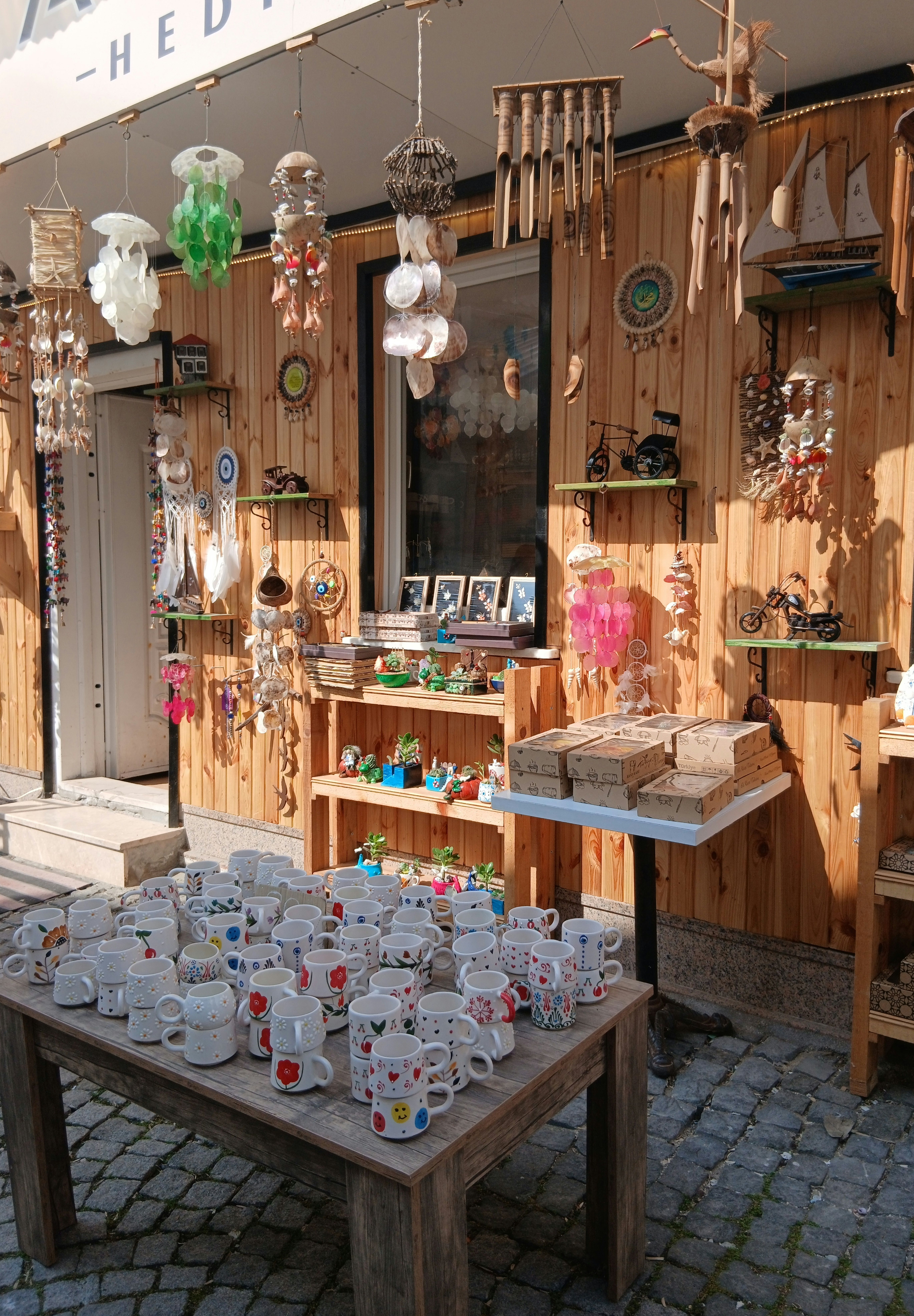Charming Outdoor Market with Handmade Crafts · Free Stock Photo