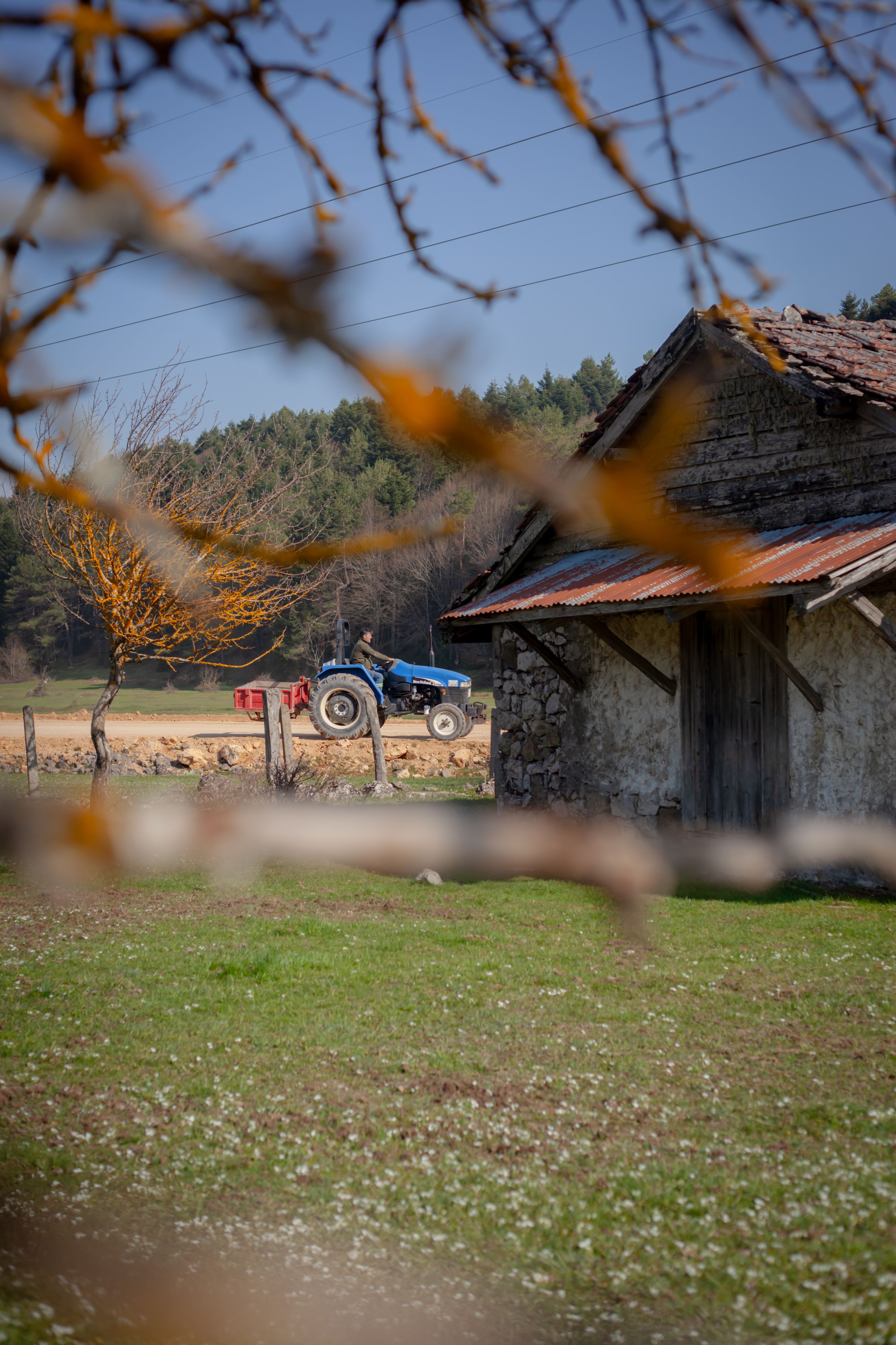 Rustic Farm Setting with Tractor and Barn · Free Stock Photo