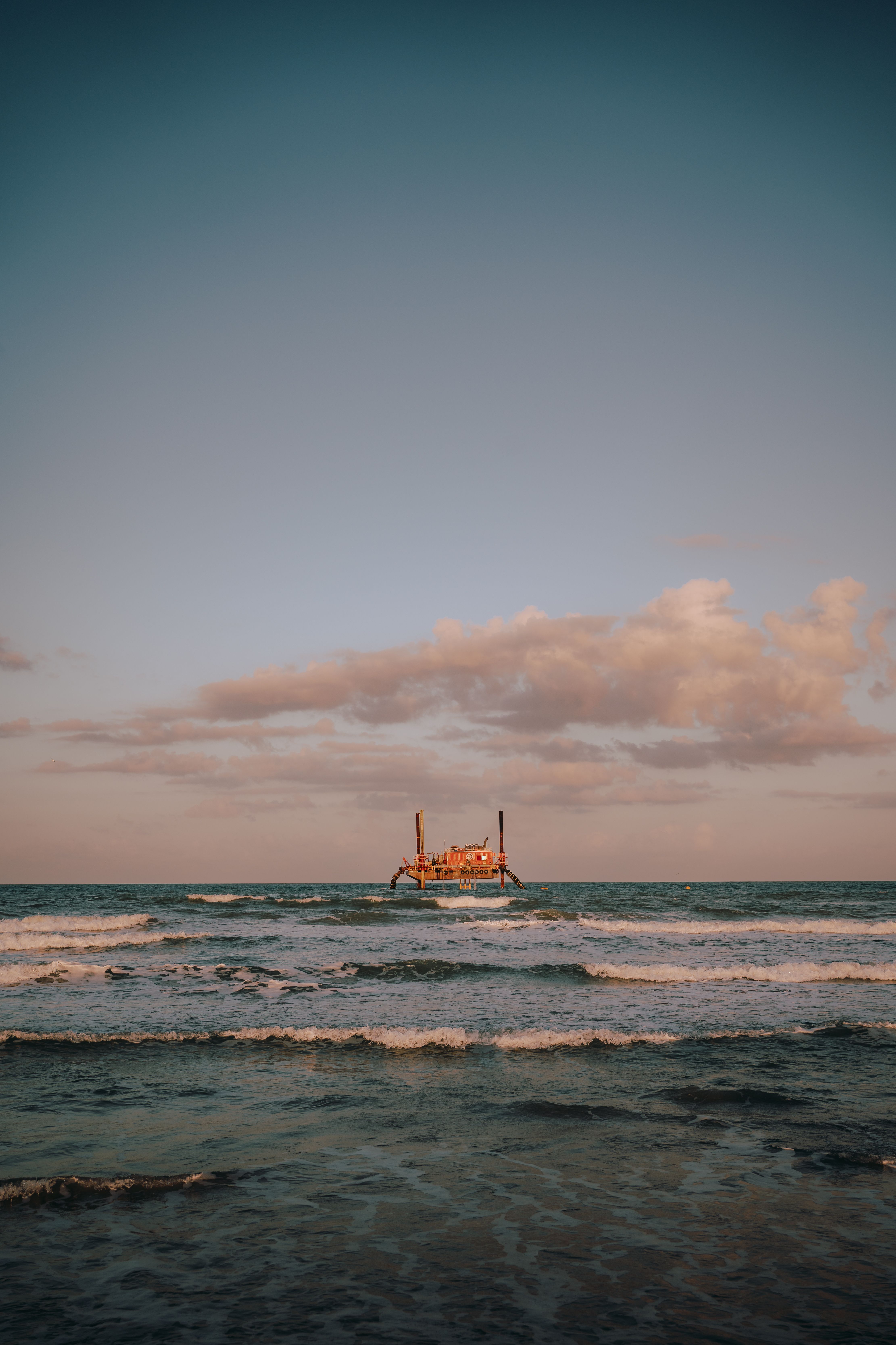 Dramatic Ocean View with Offshore Platform · Free Stock Photo