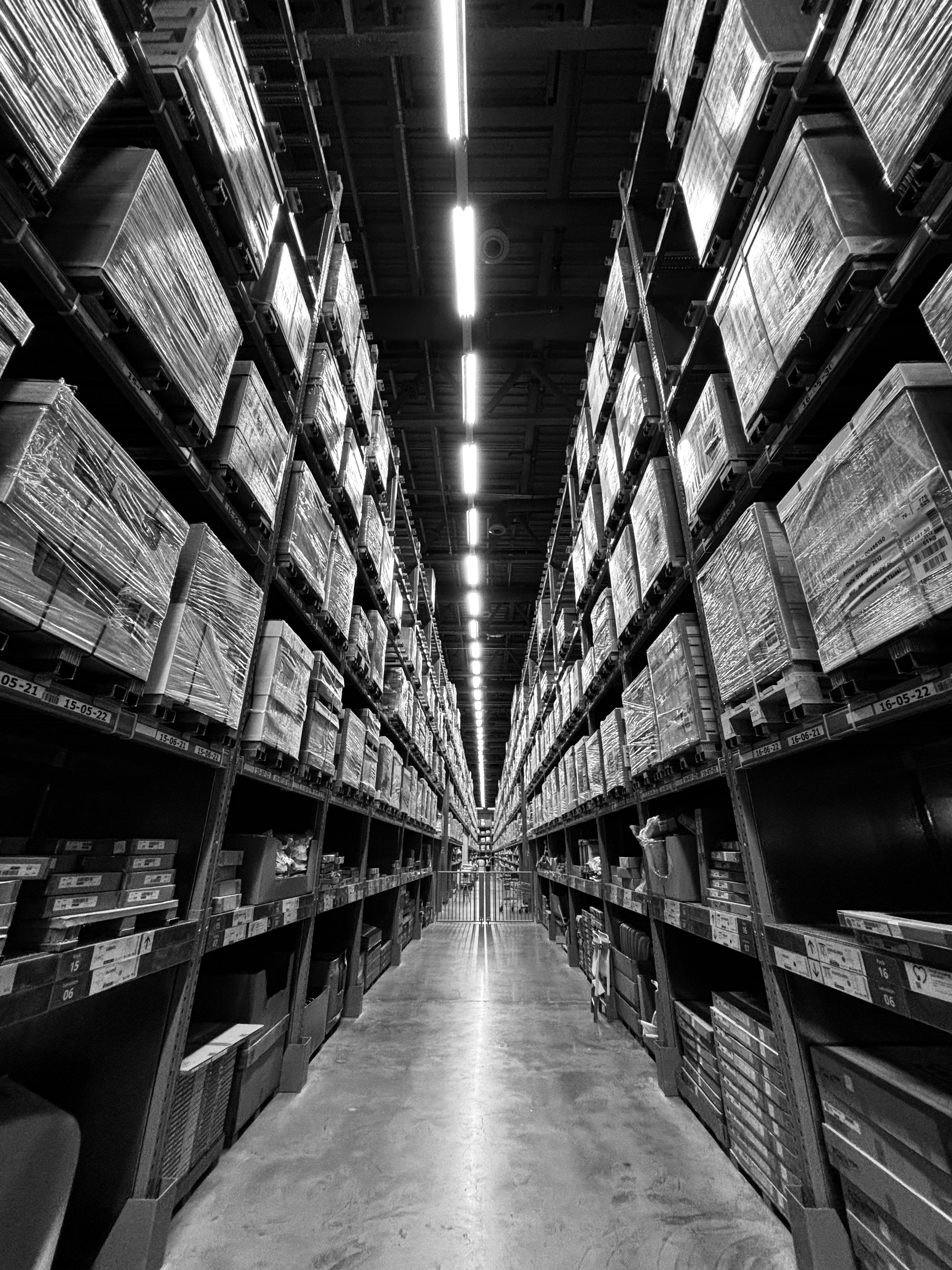 Pasillo De Almacén Monocromático Con Cajas Apiladas · Foto de stock ...