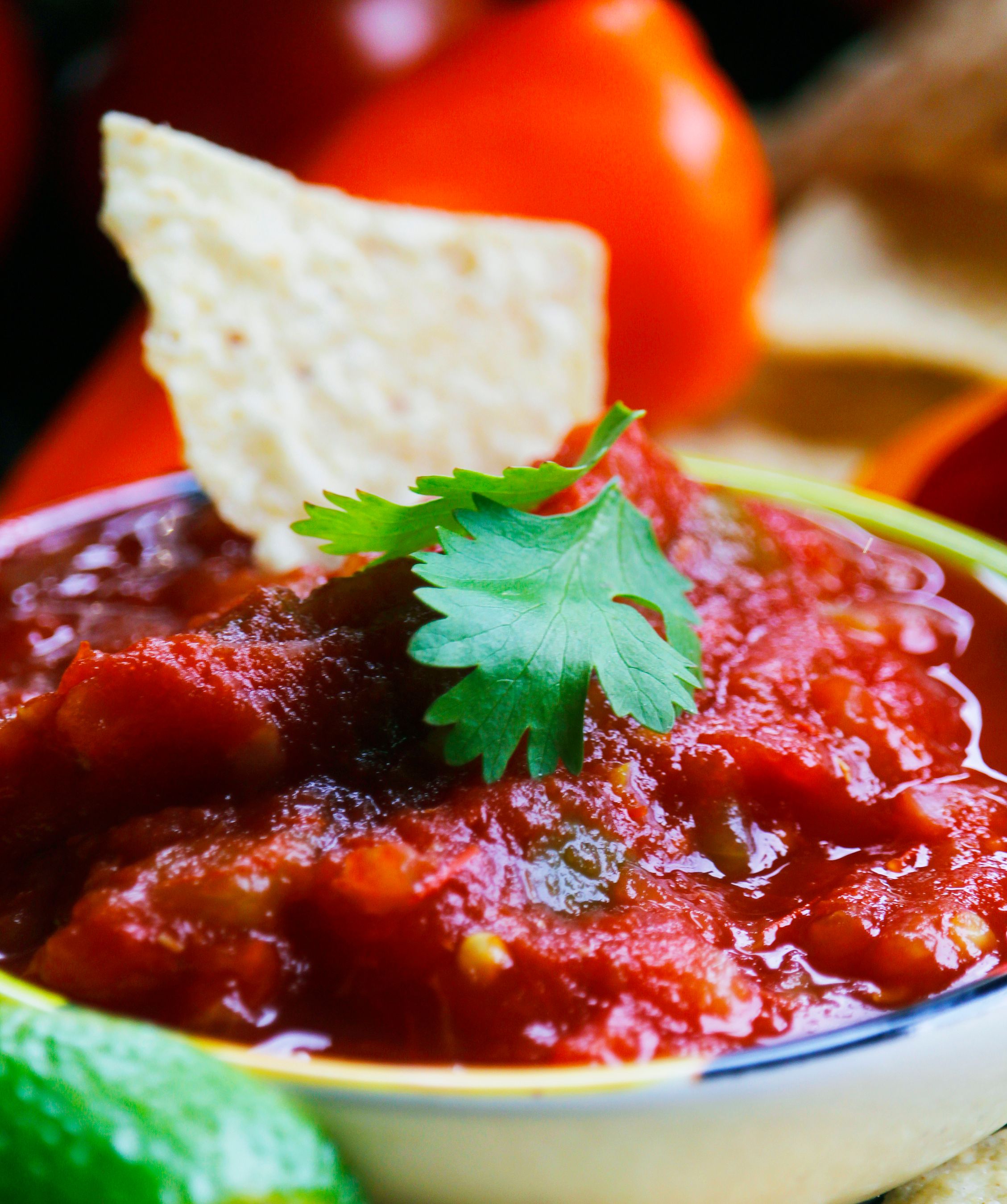 Salsa Vibrante Con Totopos Y Guarnición De Cilantro · Foto de stock ...