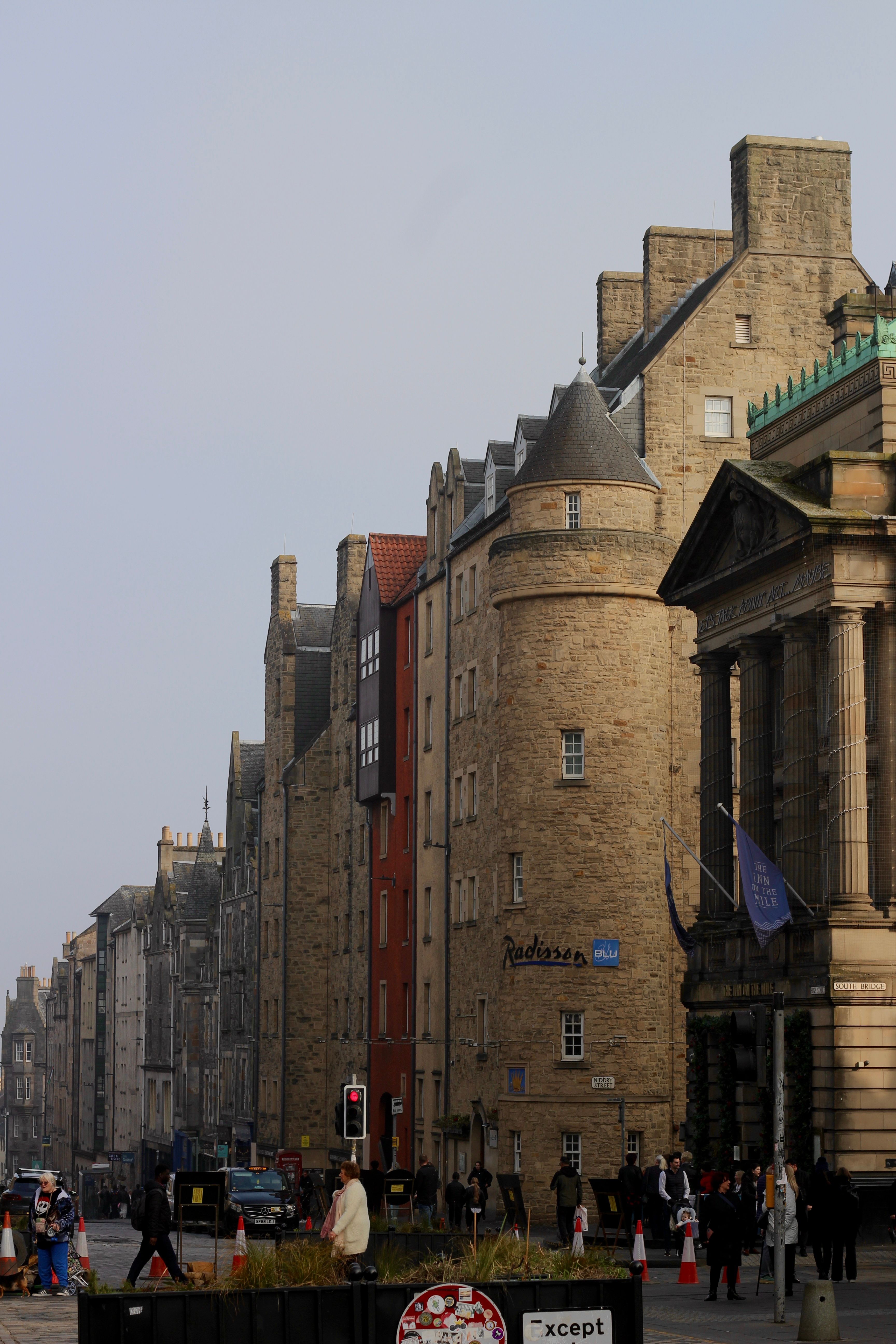 Historic Edinburgh Street Scene with Stone Architecture · Free Stock Photo