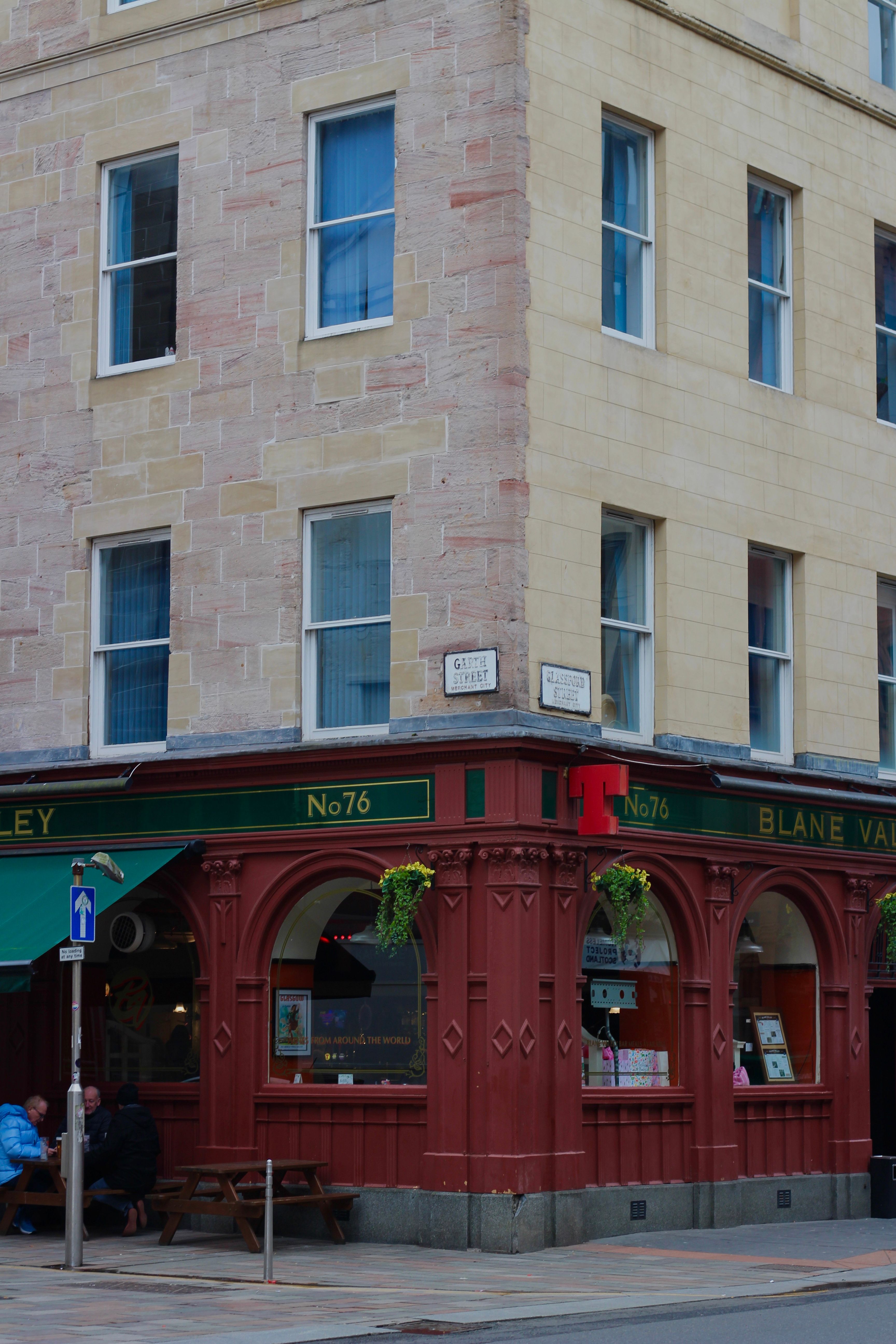 Charming Corner Pub in Glasgow, Scotland · Free Stock Photo