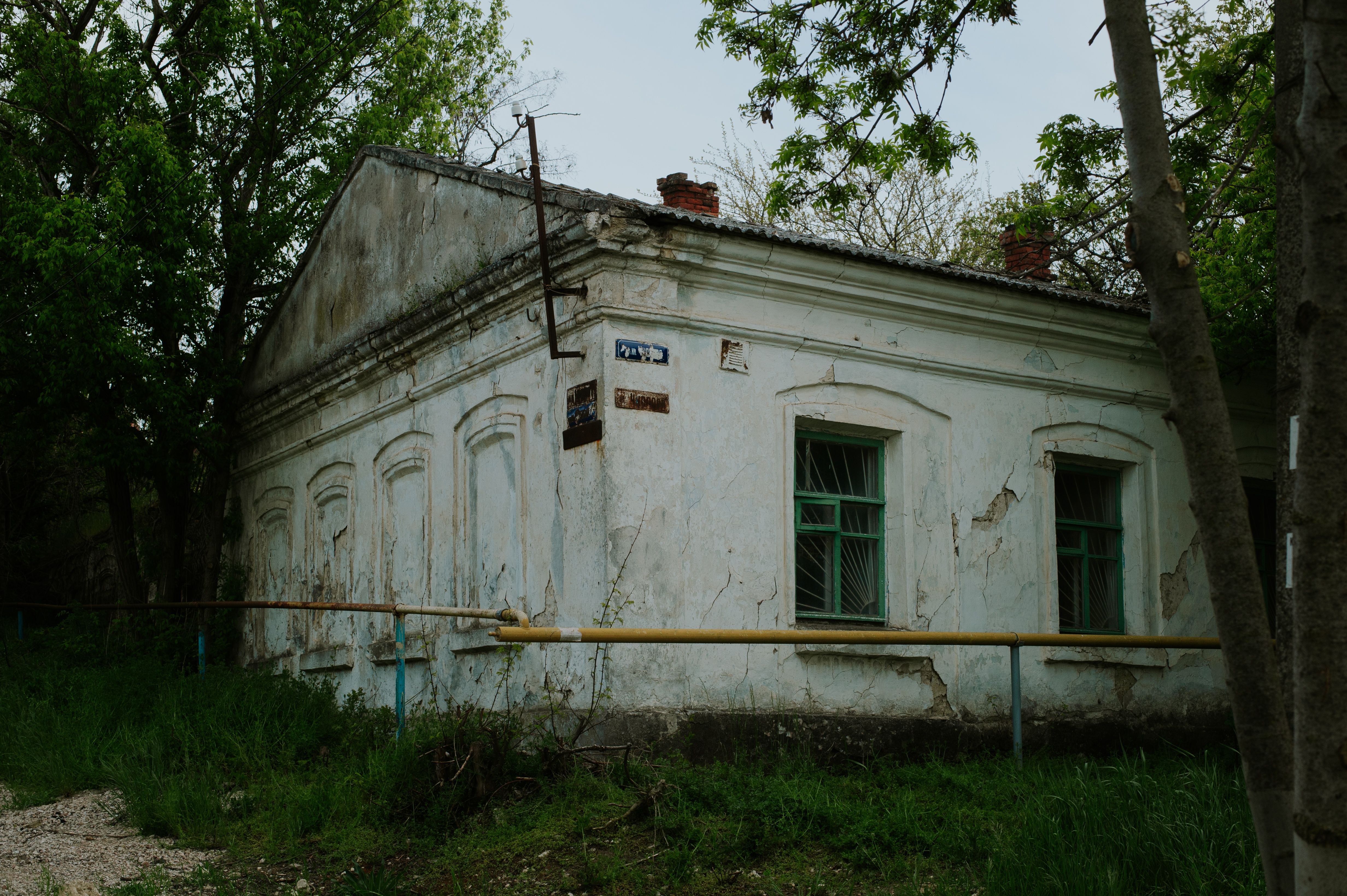 Weathered Old House in a Rural Setting · Free Stock Photo