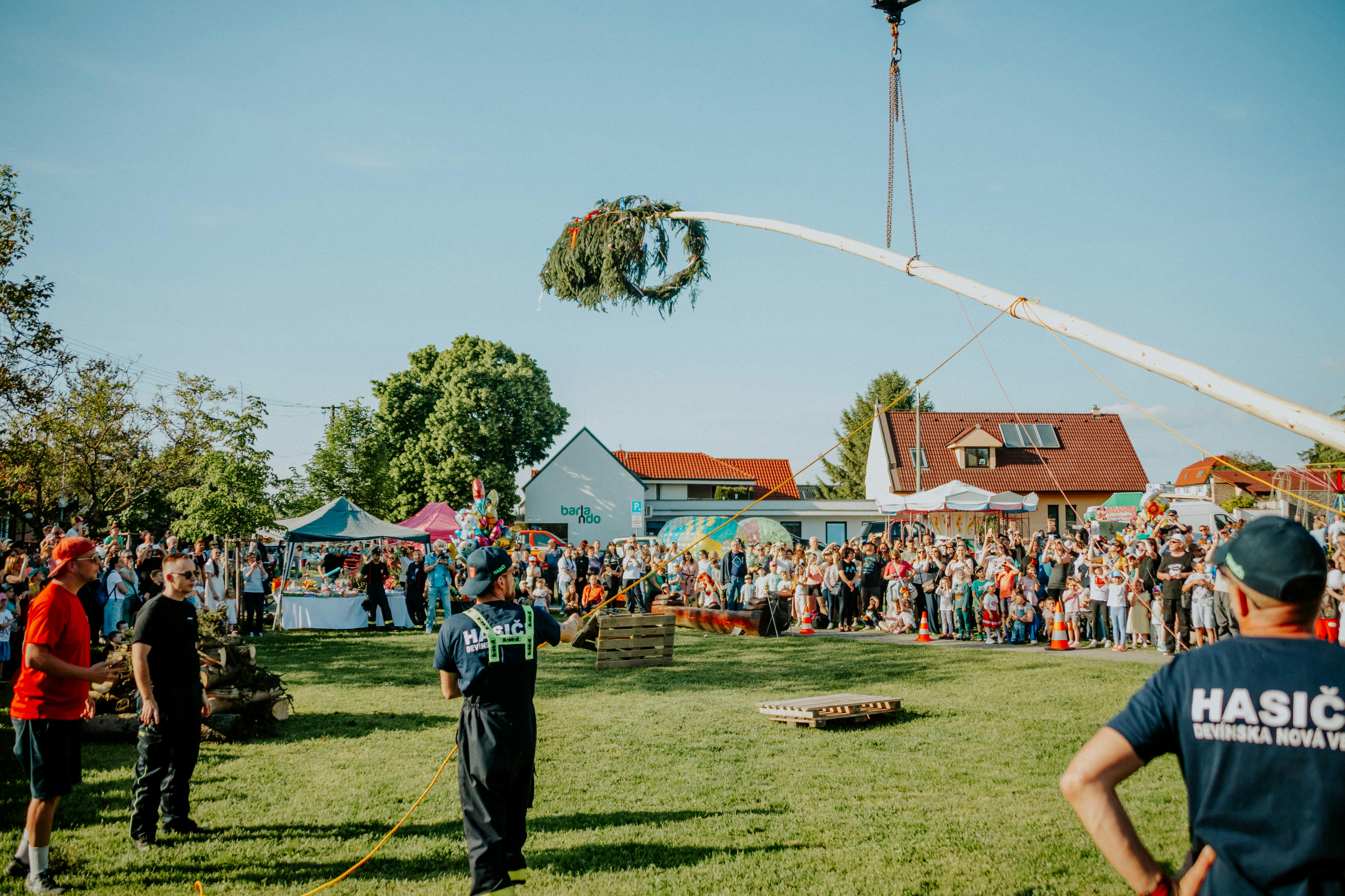 Community Festival with Maypole and Crowd · Free Stock Photo